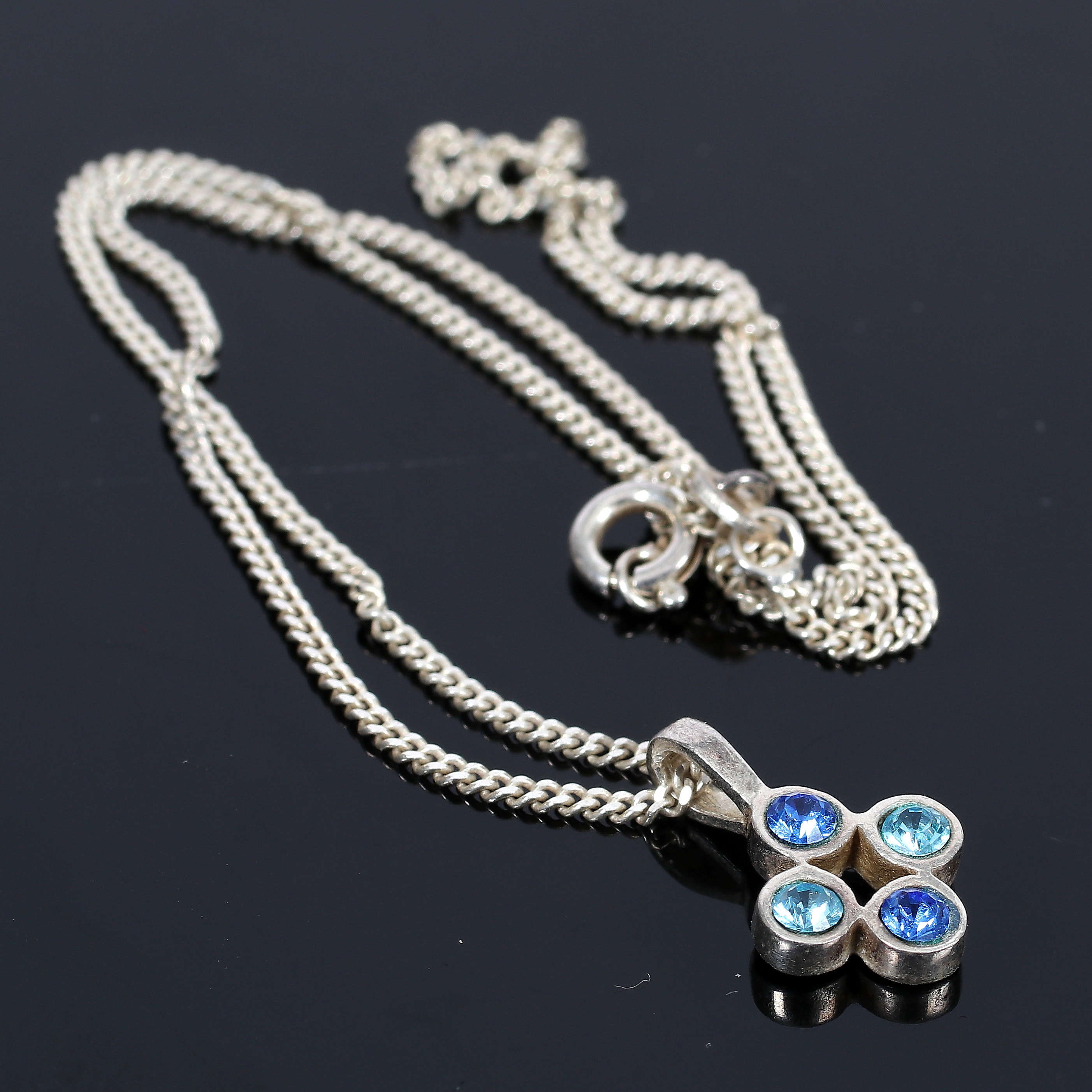 COLLER, Sterling sølv, med firkløver med blå og turkise sten, Guldfund ...