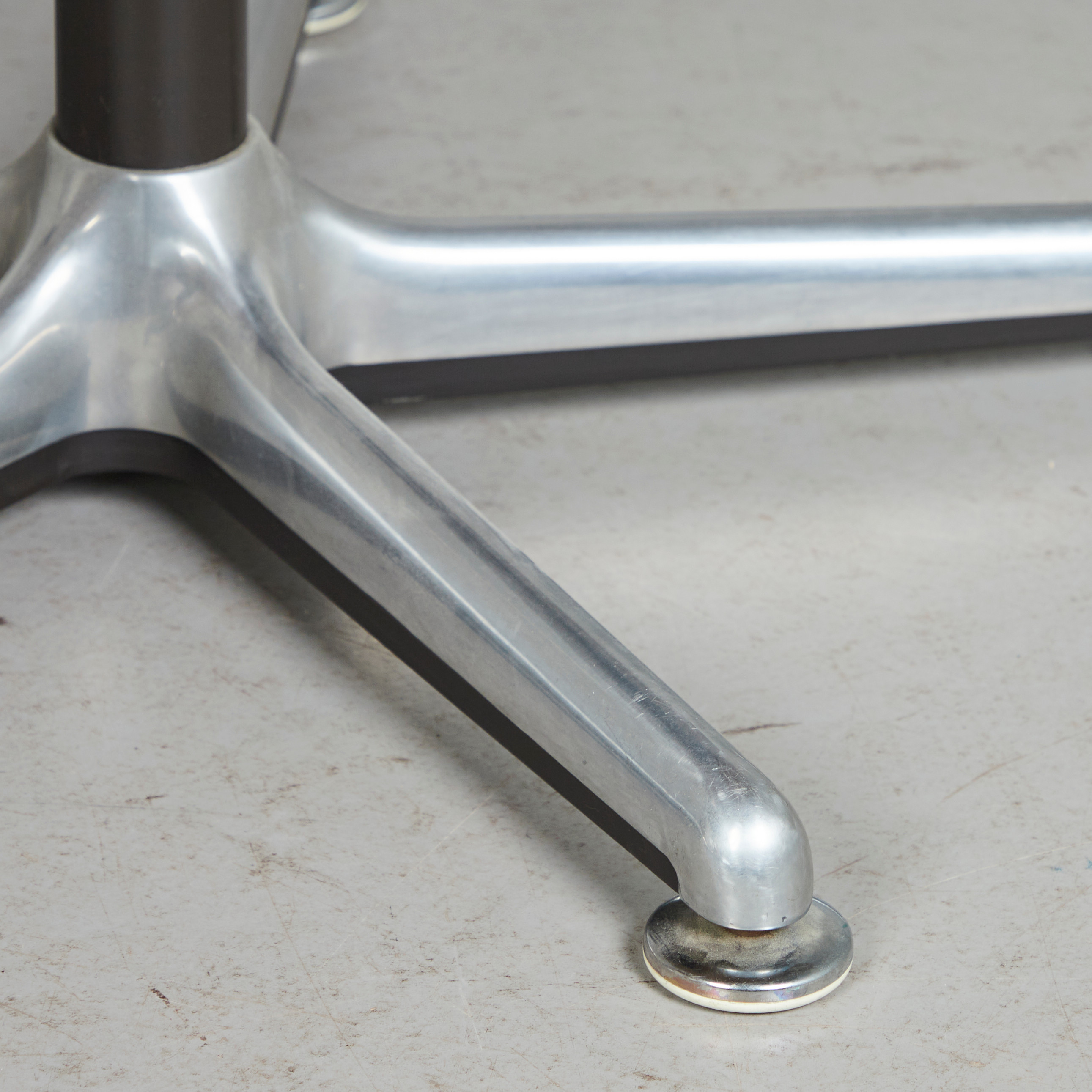 Bilder för 2521398. Züco, två svängbara stolar/fåtöljer, läder ...