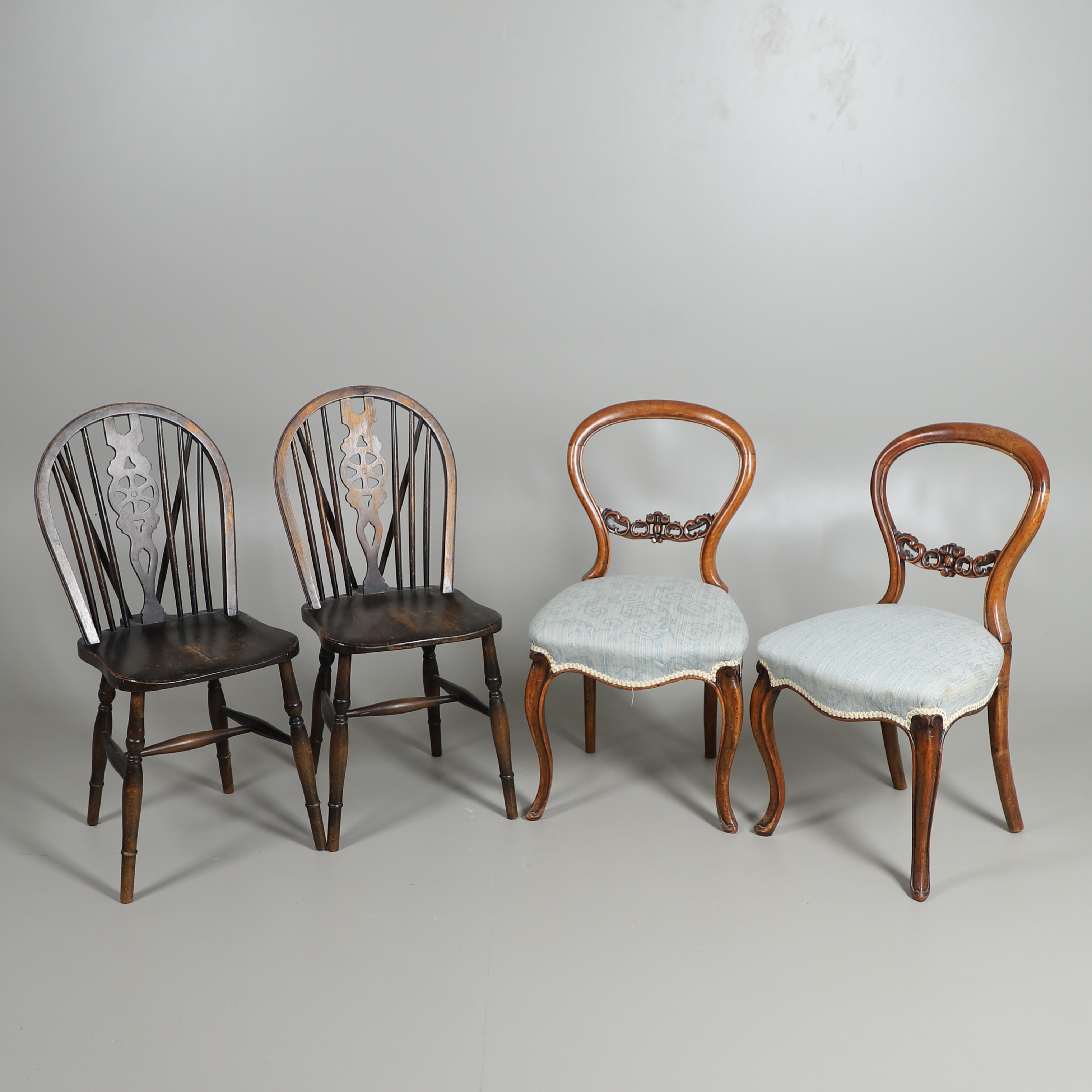 TVÅ PAR STOLAR. Möbler - Fåtöljer & Stolar - Auctionet