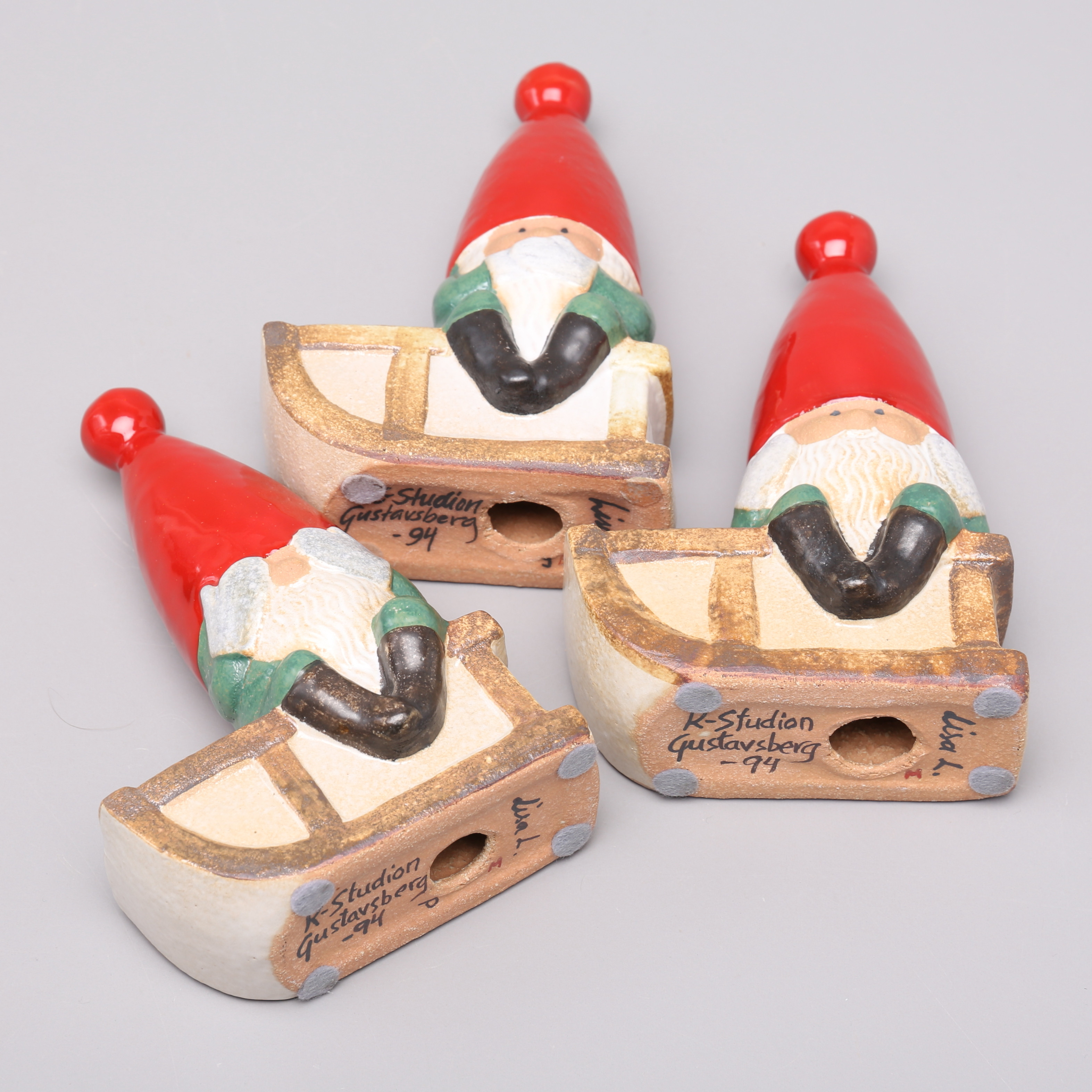 Bilder för 2530155. LISA LARSON. Figuriner, 3 st, stengods, tomtar med ...