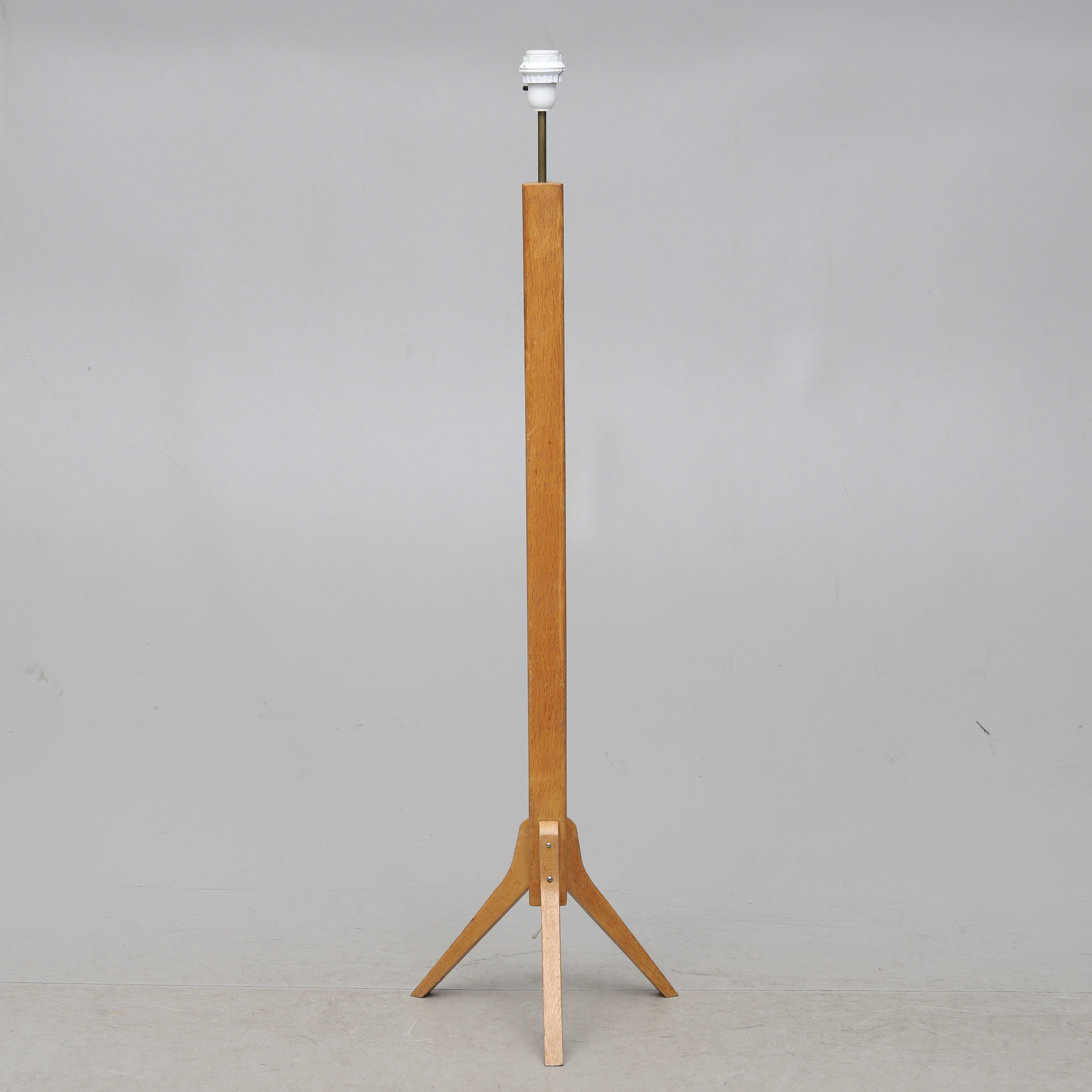 Bilder för 2536308. GOLVLAMPA, Ek, trefot, 1900-talets andra hälft ...