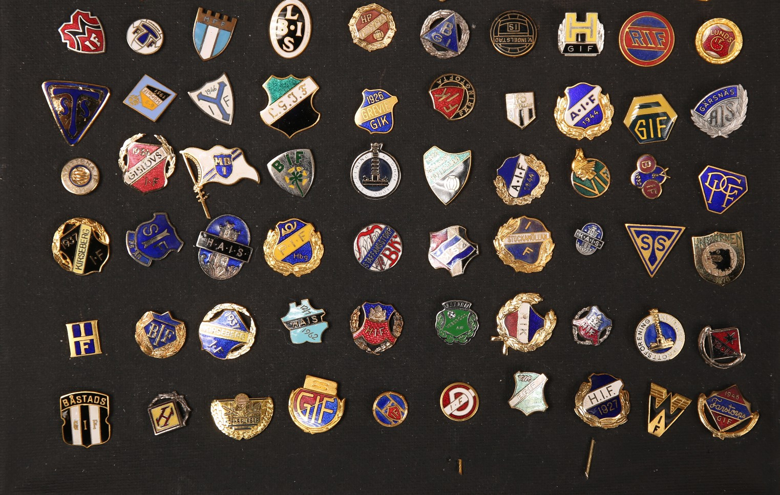 Bilder för 2549180. KLUBBNÅLAR/PINS, 3 brickor med klubbnålar från ...