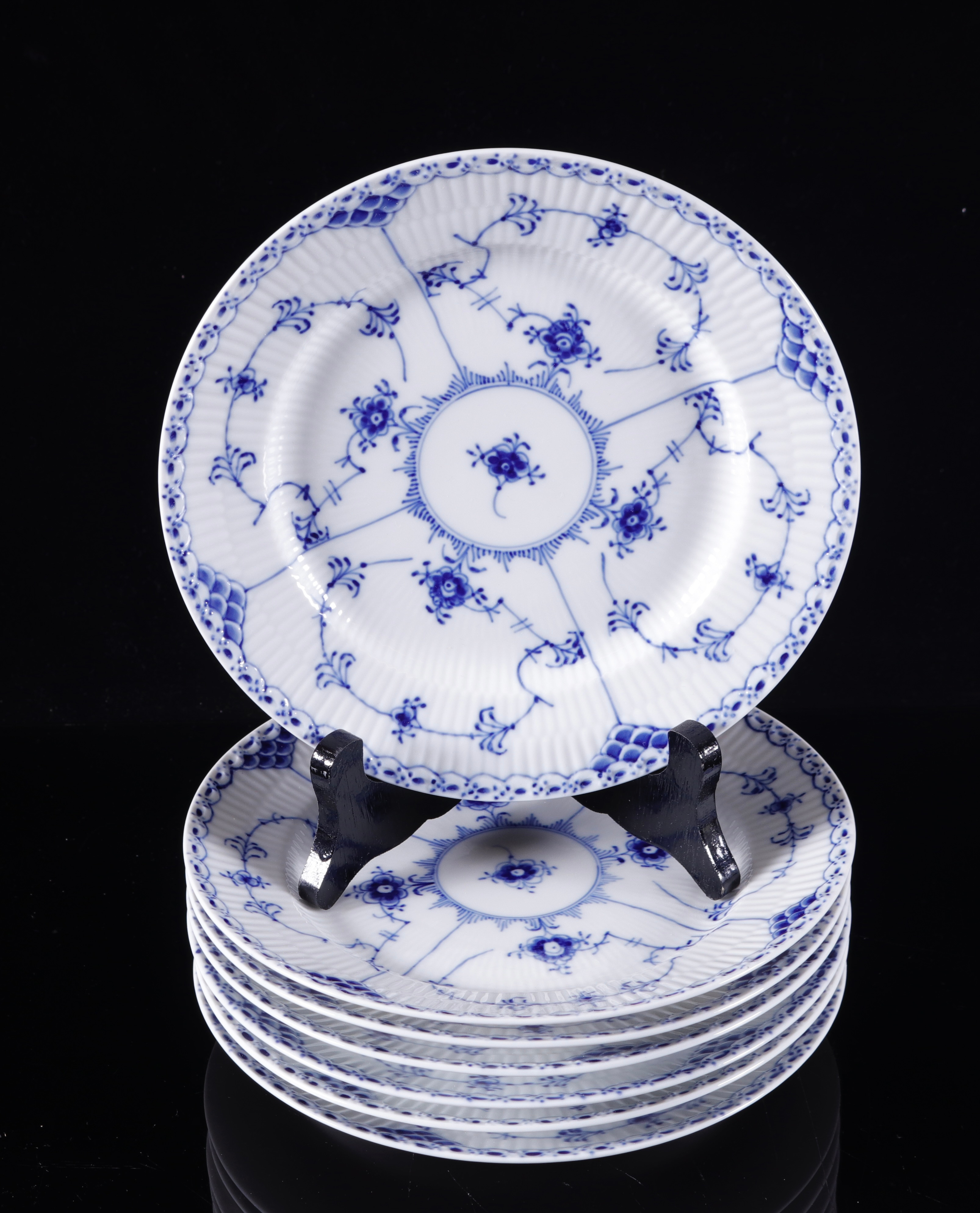 Images for 2568515. ASSIETTER, 7 pcs, porcelain, "Musselmalet", half ...