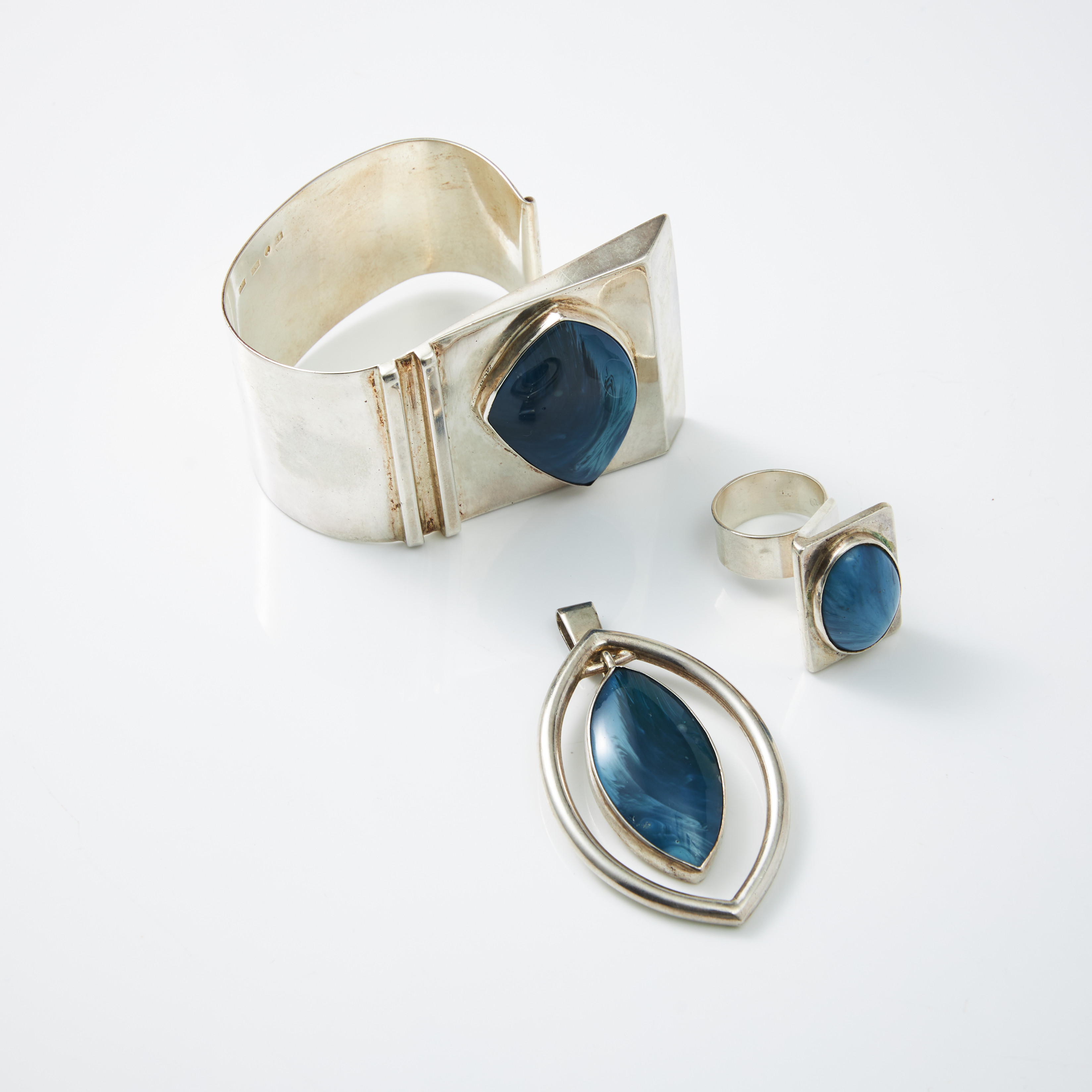 Bilder för 2581891. ARMRING, HÄNGEN, 3 st., RINGAR, 2 st., ÖRHÄNGEN, 3 ...
