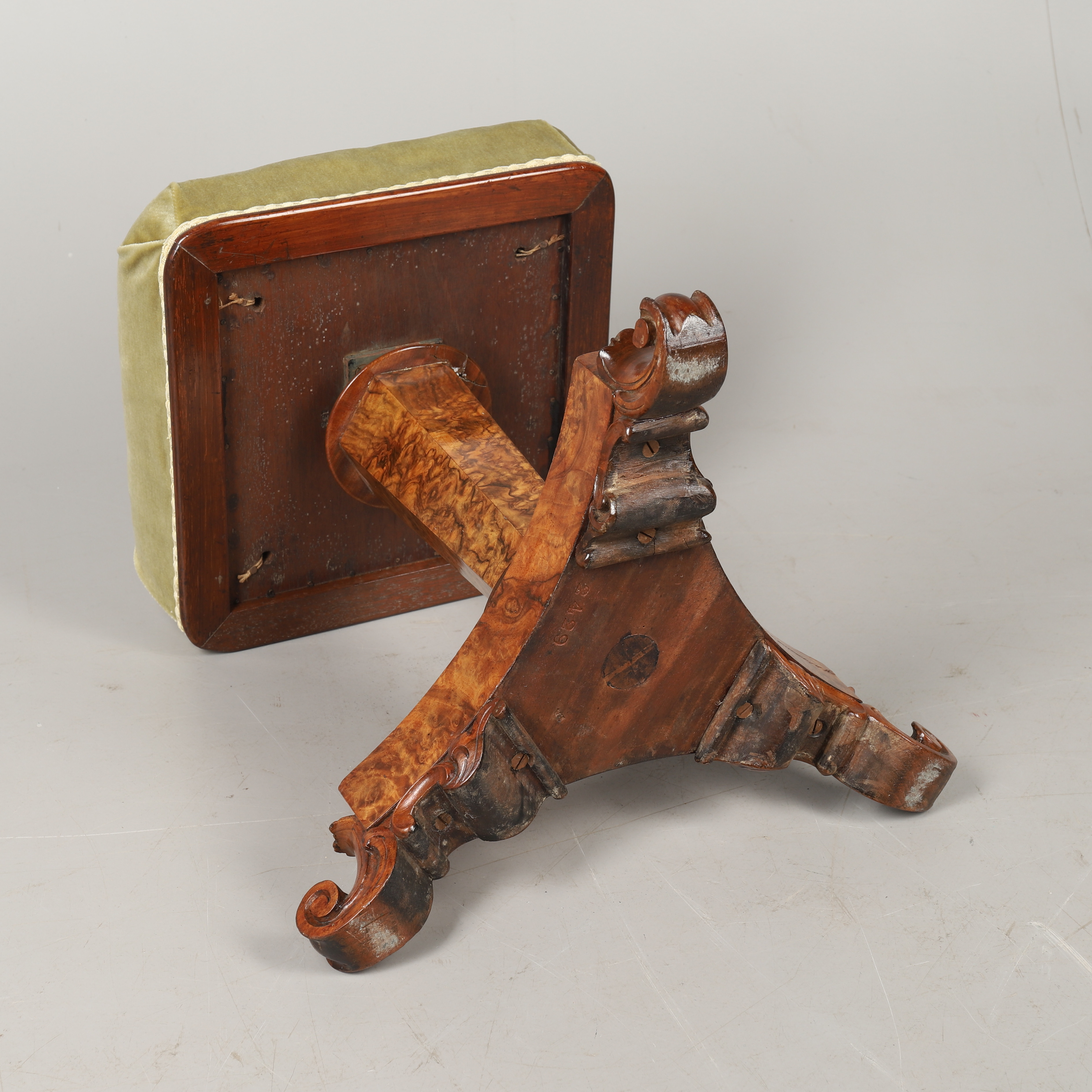 Bilder för 2583265. EN VIKTORIANSK FIGURERAD VALNÖT JUSTERBAR PIANO ...