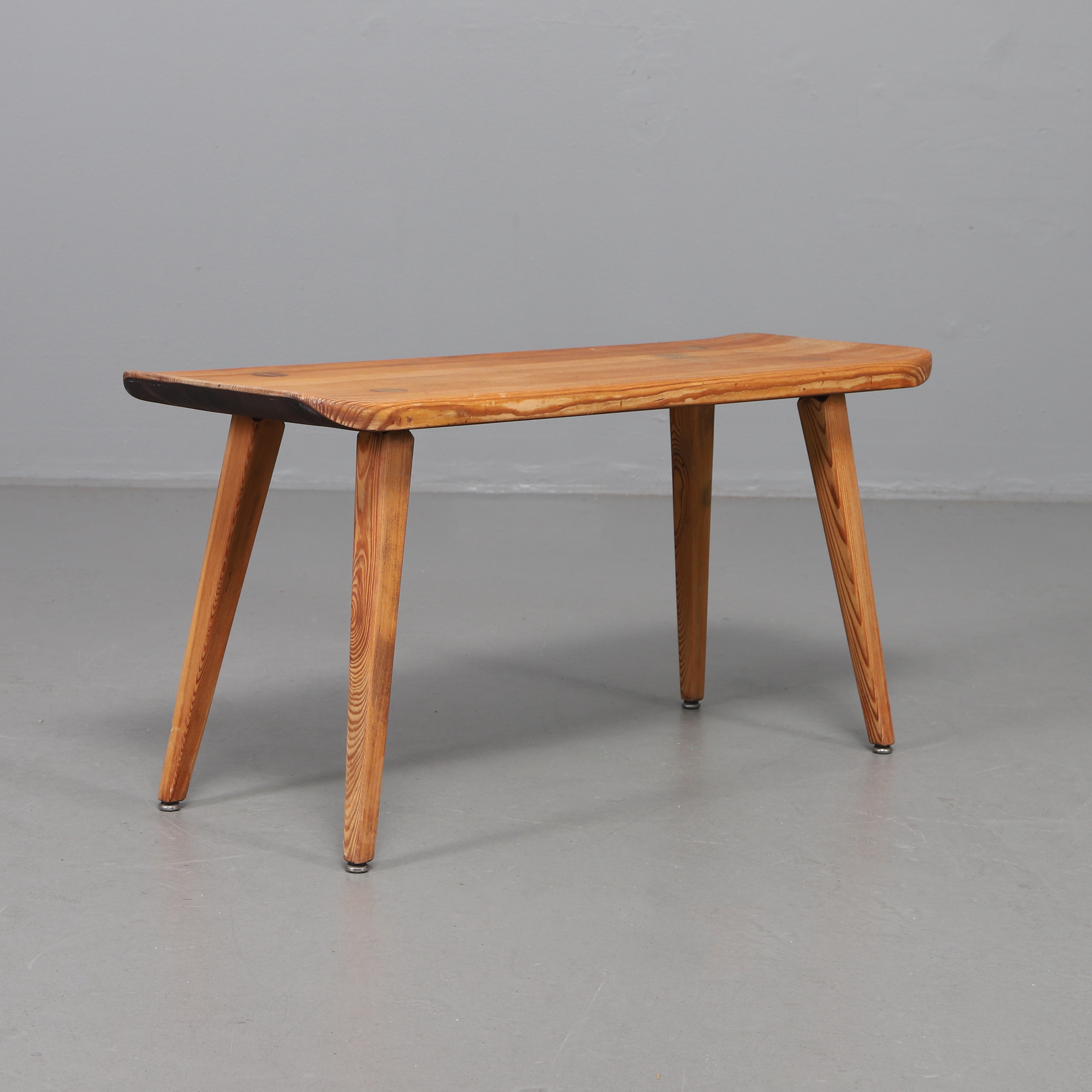 Bilder för 2584199. CARL MALMSTEN. Bänk/pall, Visingsö, furu, 1900 ...