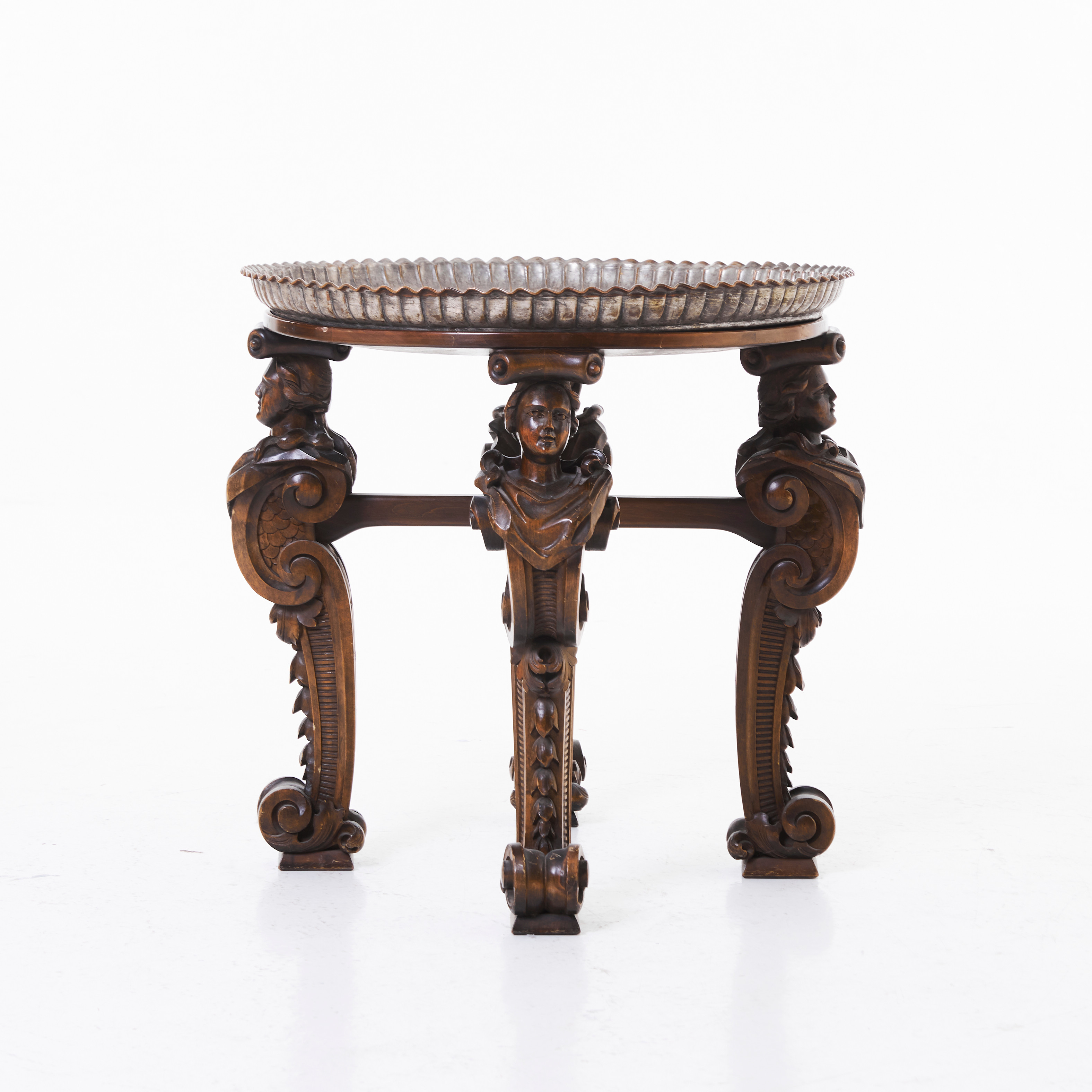 2596291. SAVUSTUSPÖYTÄ. Löysästi makaava tarjotin, jossa on itämainen ...