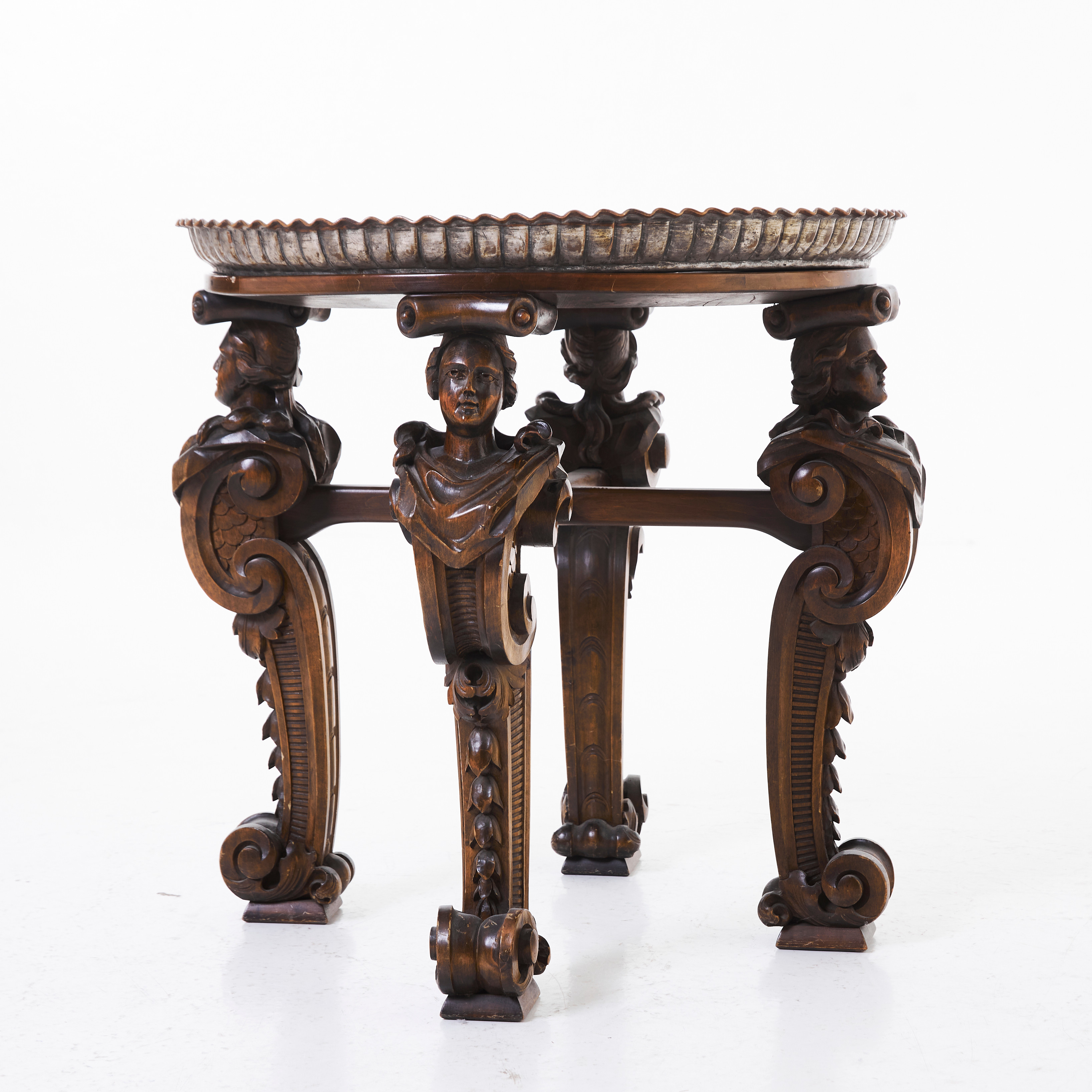 2596291. SAVUSTUSPÖYTÄ. Löysästi makaava tarjotin, jossa on itämainen ...