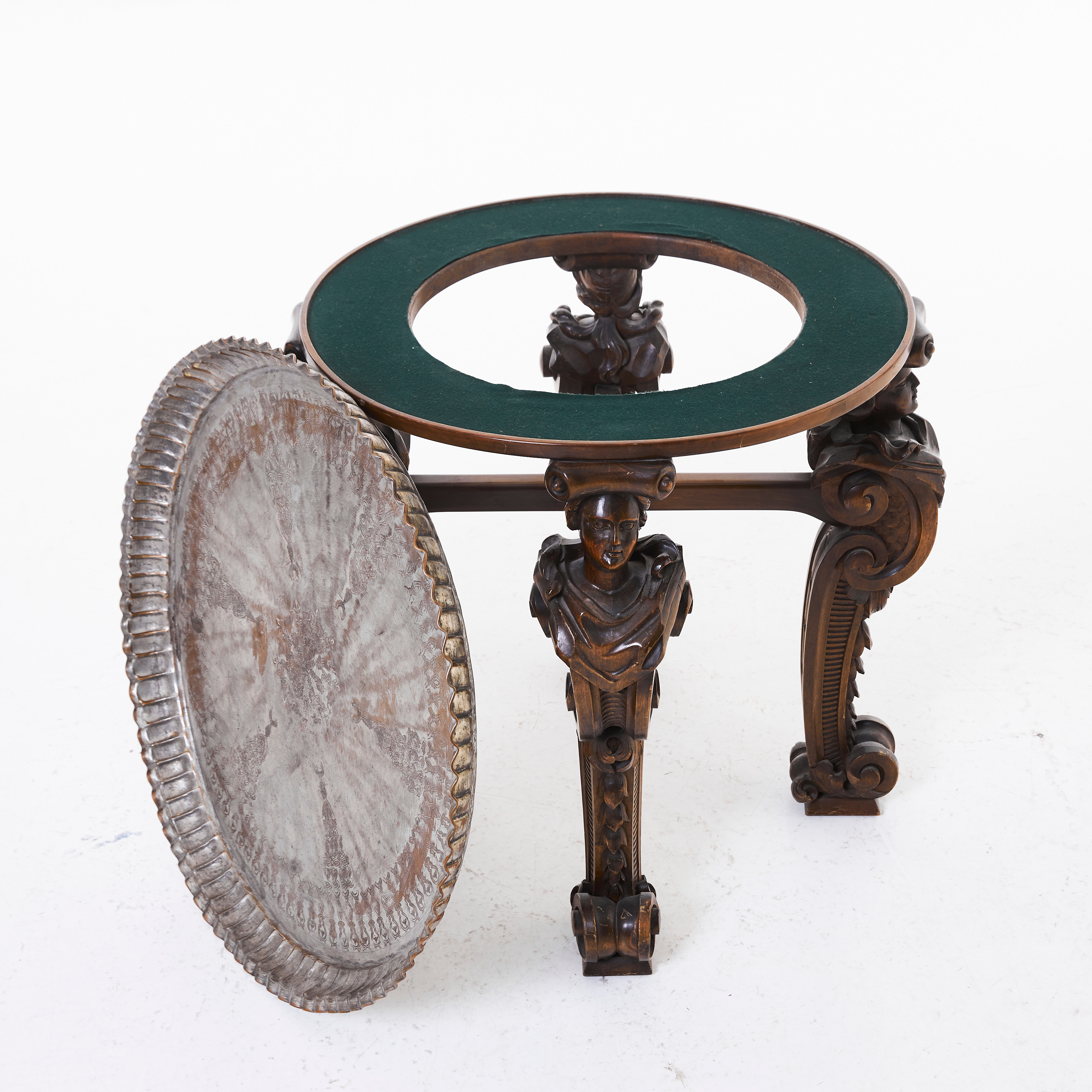 2596291. SAVUSTUSPÖYTÄ. Löysästi makaava tarjotin, jossa on itämainen ...