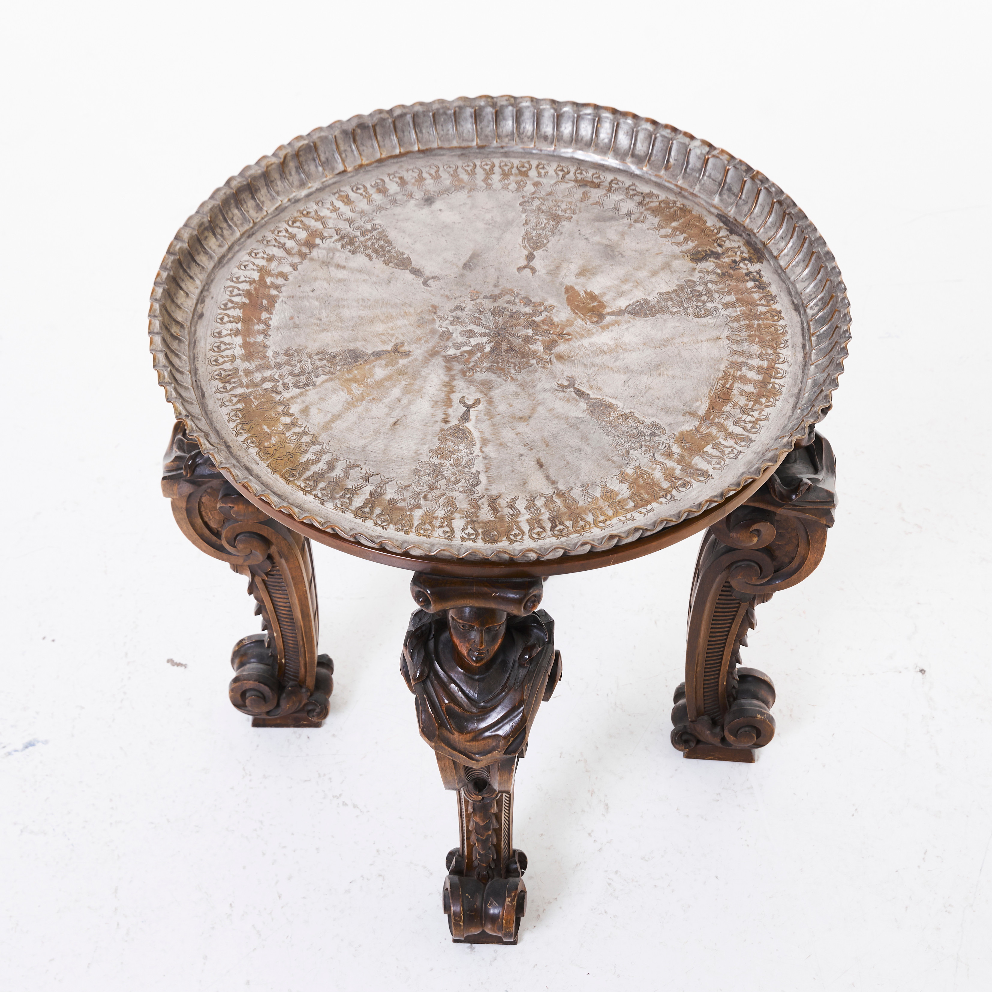 2596291. SAVUSTUSPÖYTÄ. Löysästi makaava tarjotin, jossa on itämainen ...