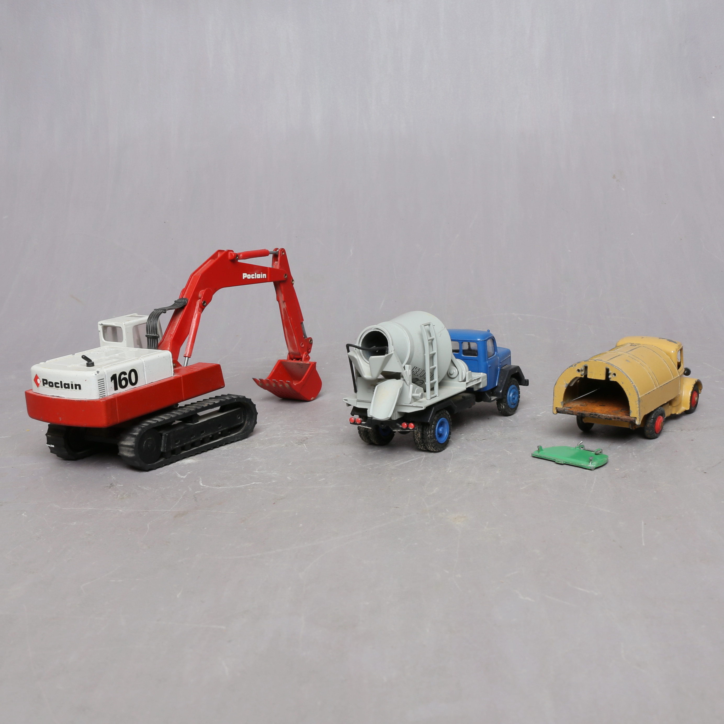 Bilder för 2602553. POCLAIN 160 grävmaskin, MAGIRUS DEUTZ 230 med ...