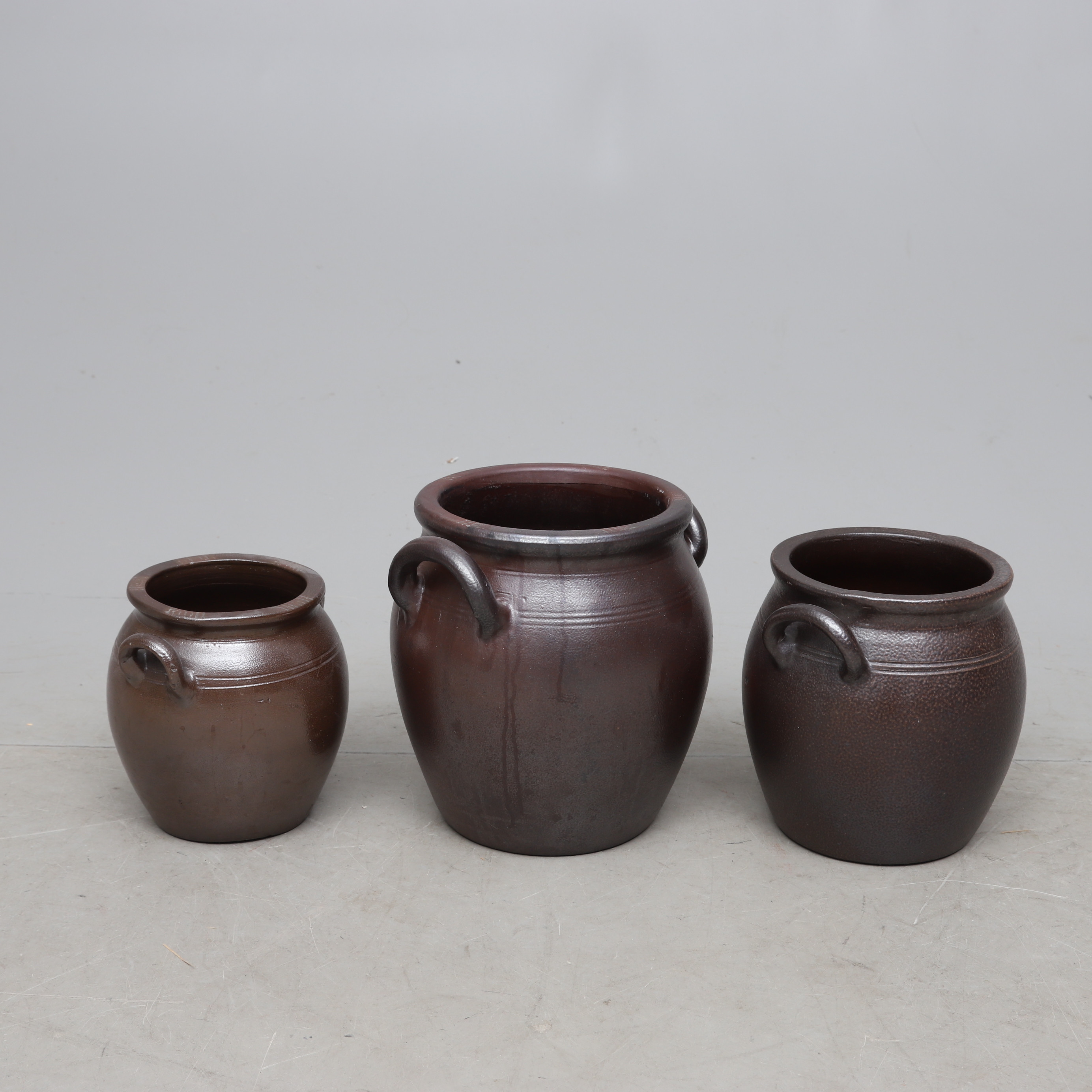 KRUS, 3st, Stengods, Höganäs. Keramik & Porslin - Europeiskt - Auctionet