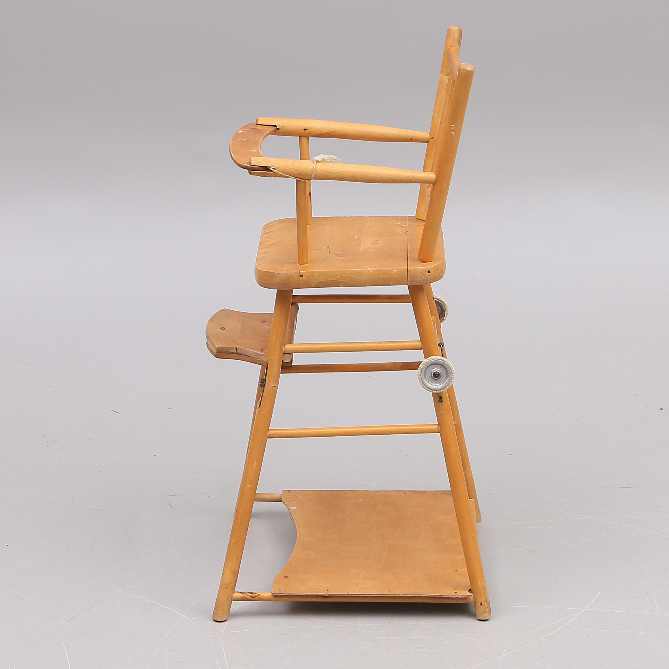 BARNSTOL, trä, 1900-tal. Möbler - Fåtöljer & Stolar - Auctionet