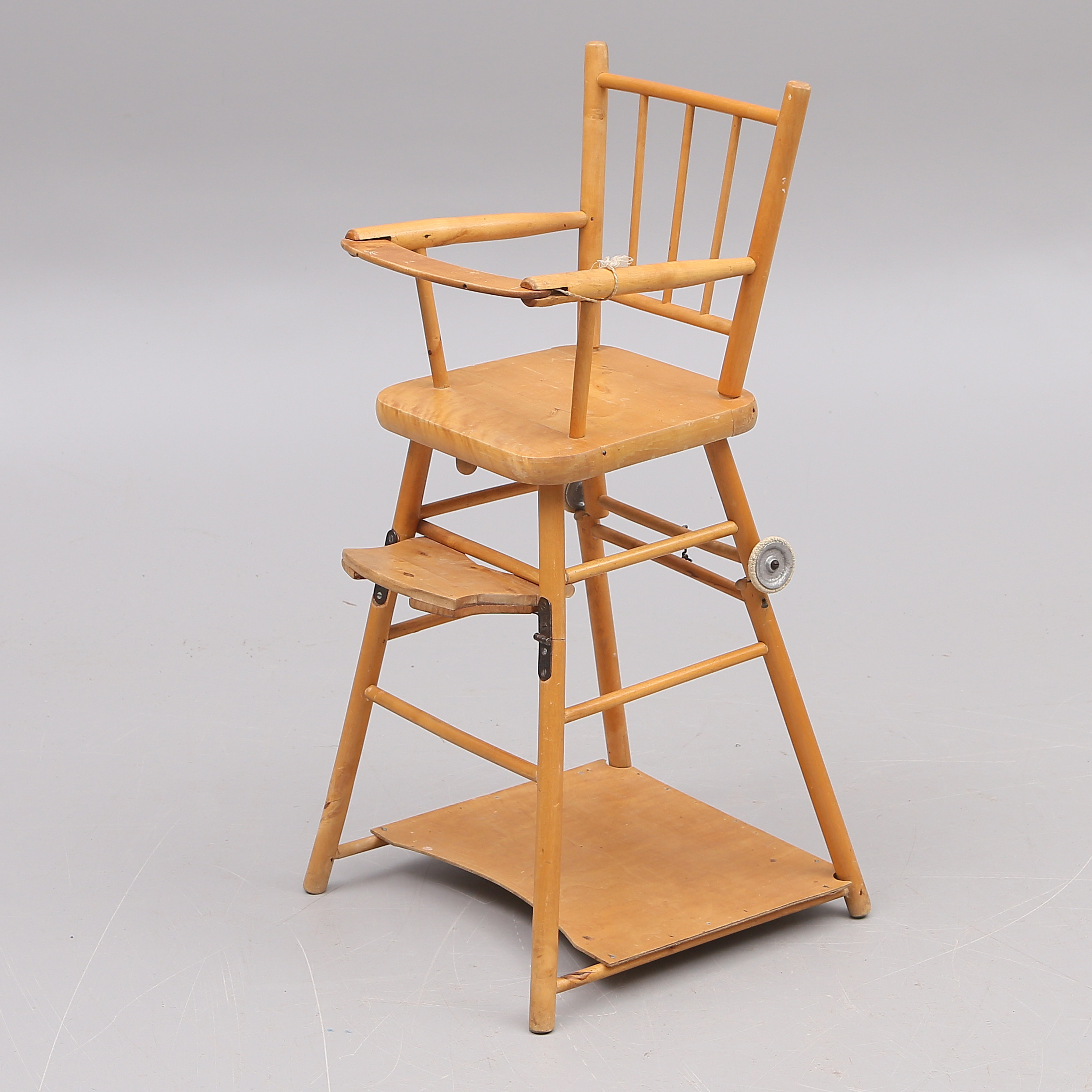 BARNSTOL, trä, 1900-tal. Möbler - Fåtöljer & Stolar - Auctionet