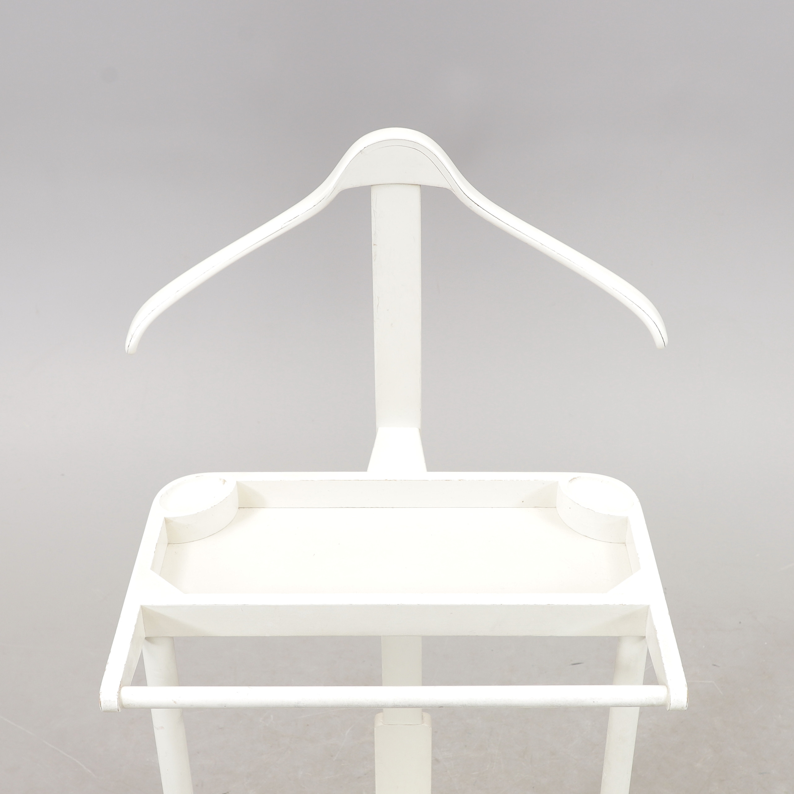 HERRBETJÄNT med hylla, trä, 1900-tal. Möbler - Övrigt - Auctionet