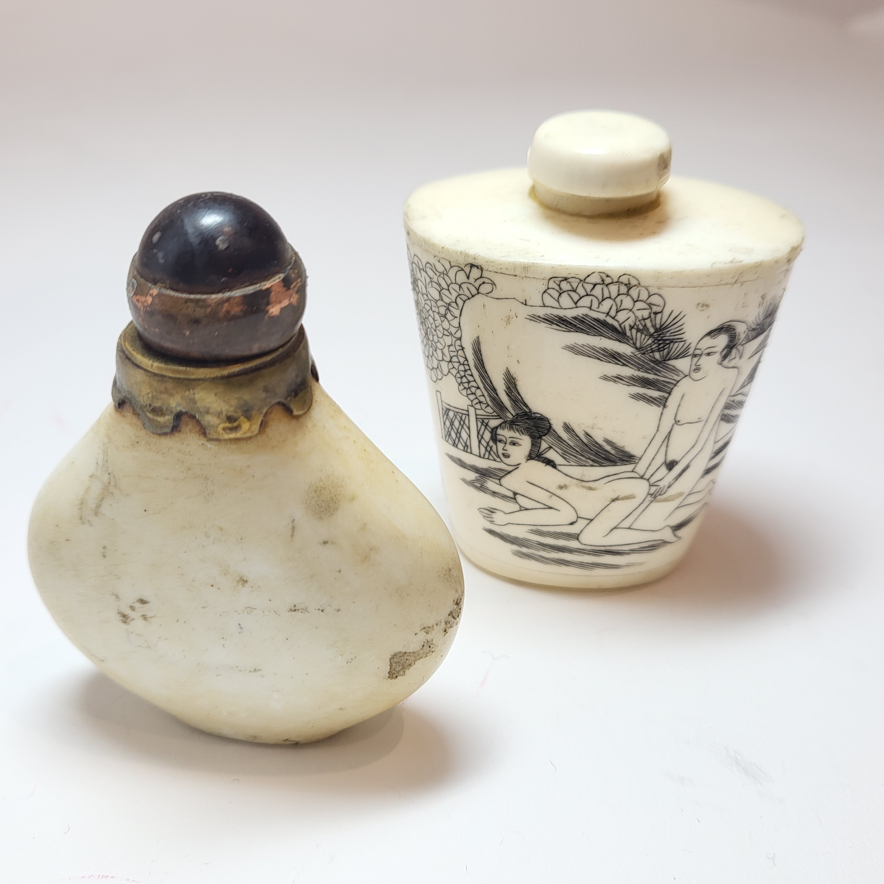Images for 2647656. TWO ORIENTAL SNUFFS IN BONE AND RESIN. - Auctionet