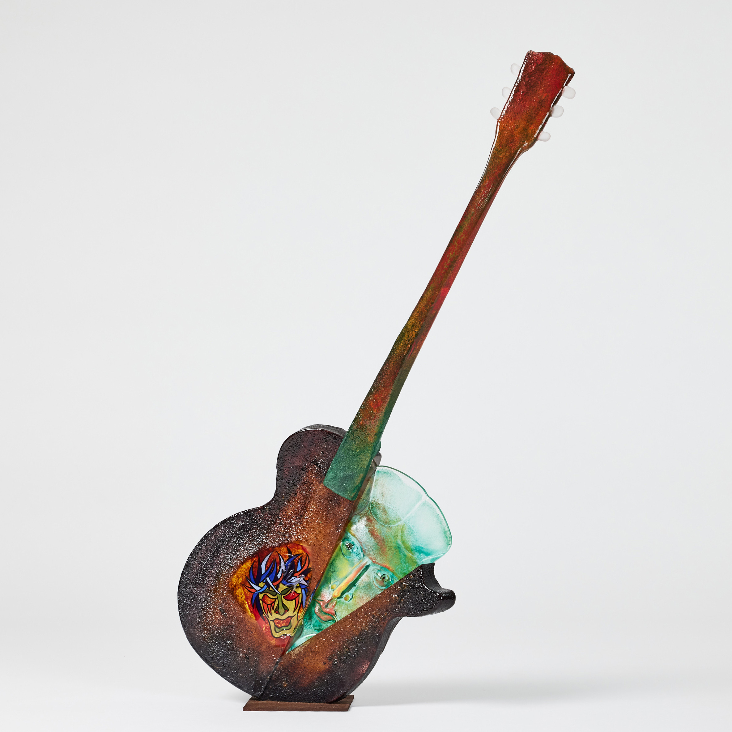 Bilder för 2657904. KJELL ENGMAN. Skulptur, Kosta, i form av en gitarr ...