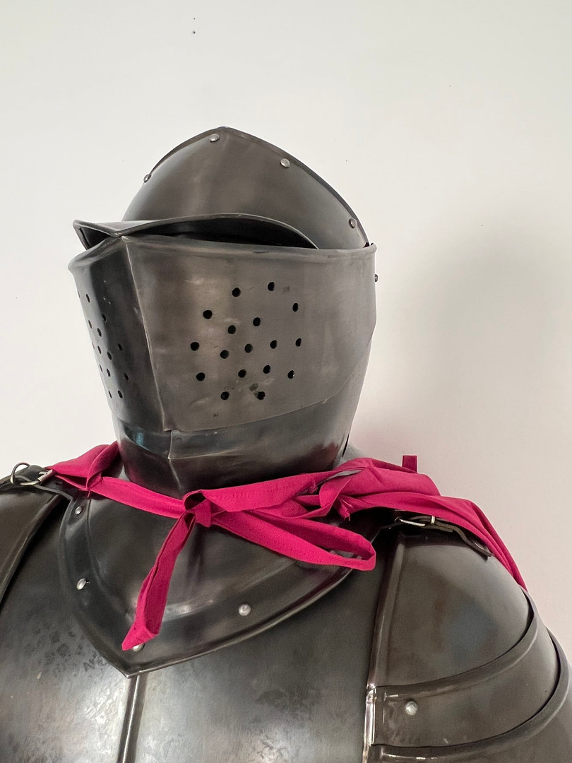 Bilder för 2661747. Knight rustning, med sköld, svärd, cape och ...