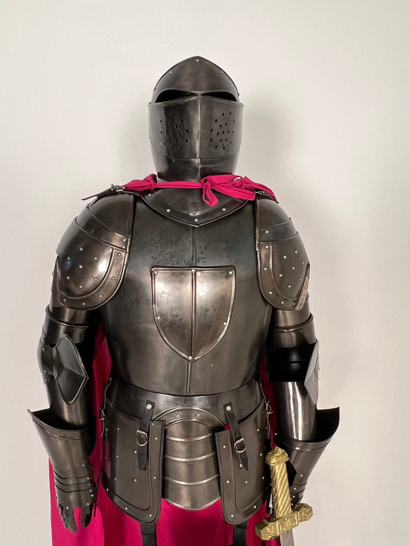 Bilder för 2661747. Knight rustning, med sköld, svärd, cape och ...
