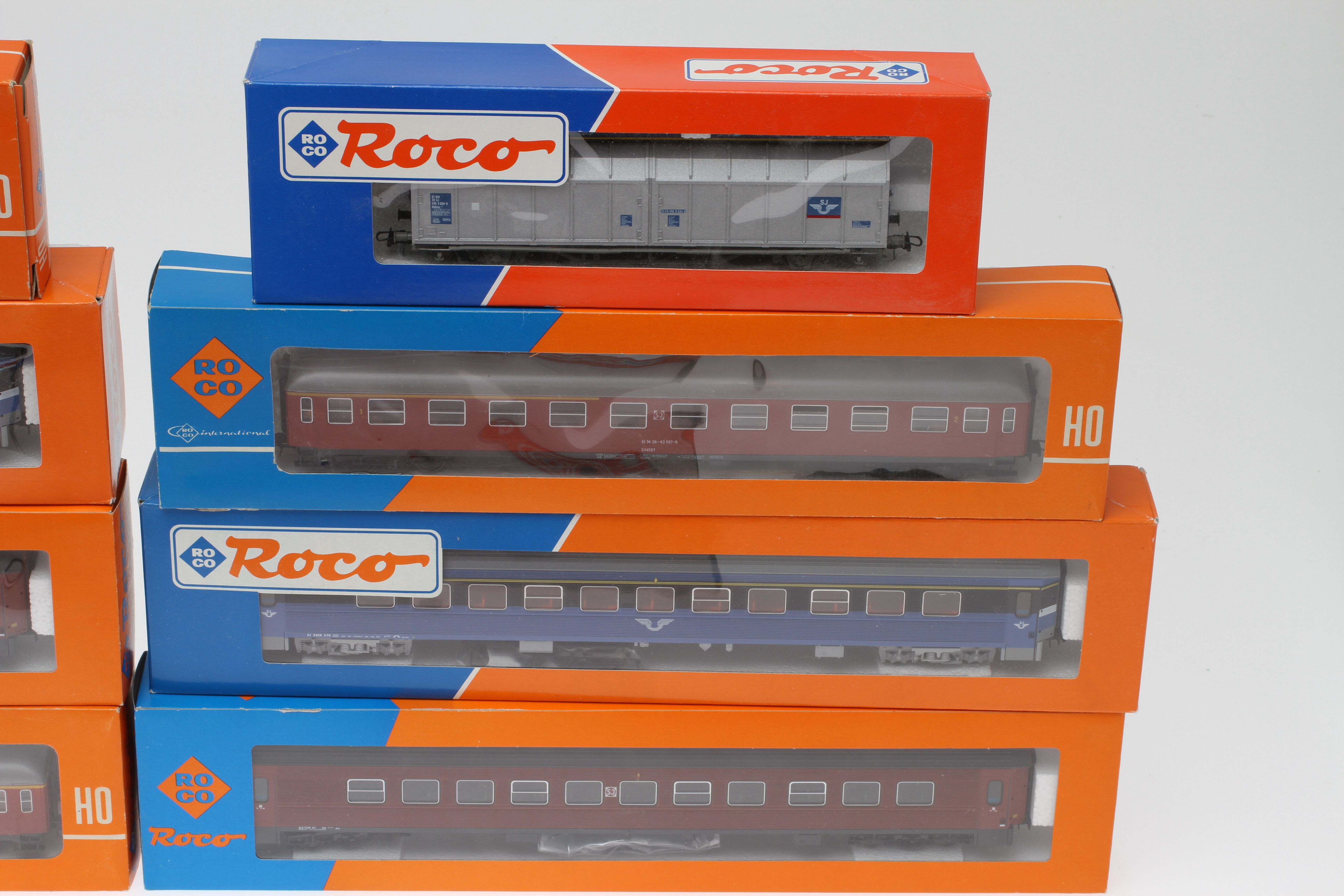 Images for 26852. MODEL TRAIN ROCO 8 passenger cars and 3 freight cars ...