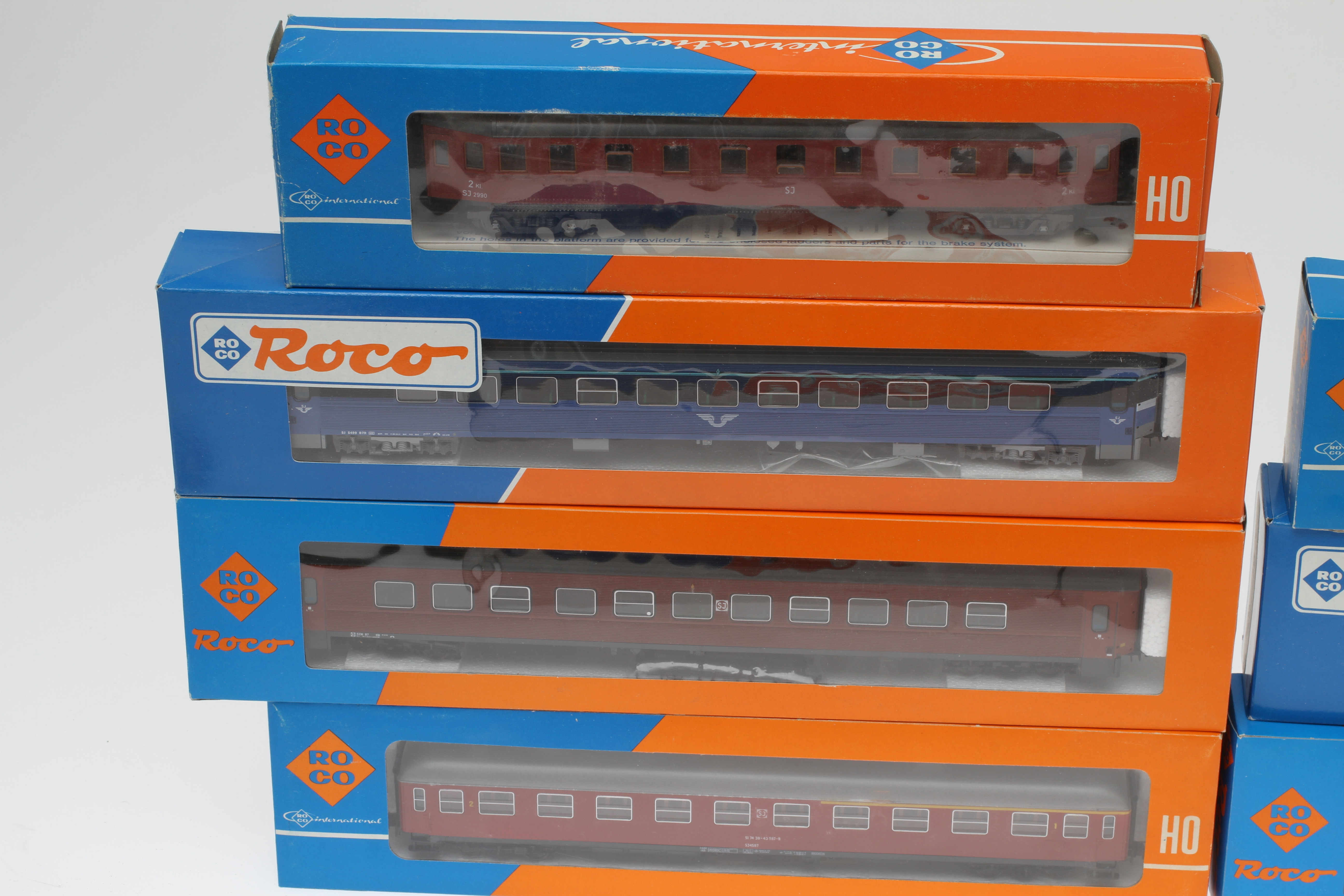 Images for 26852. MODEL TRAIN ROCO 8 passenger cars and 3 freight cars ...