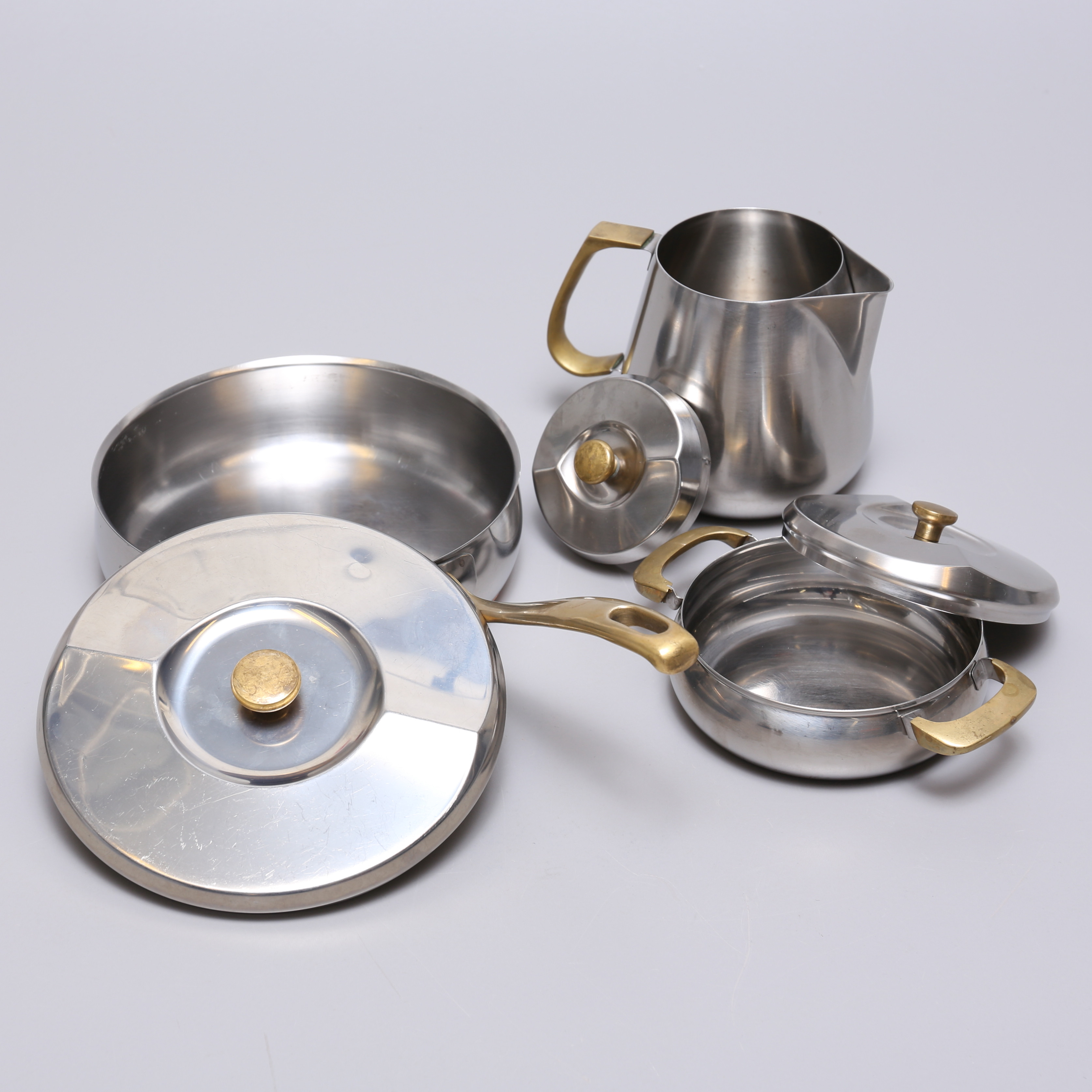 Bilder för 2709381. KÖKSFÖREMÅL, 3 st, stål med mässingsdetaljer ...