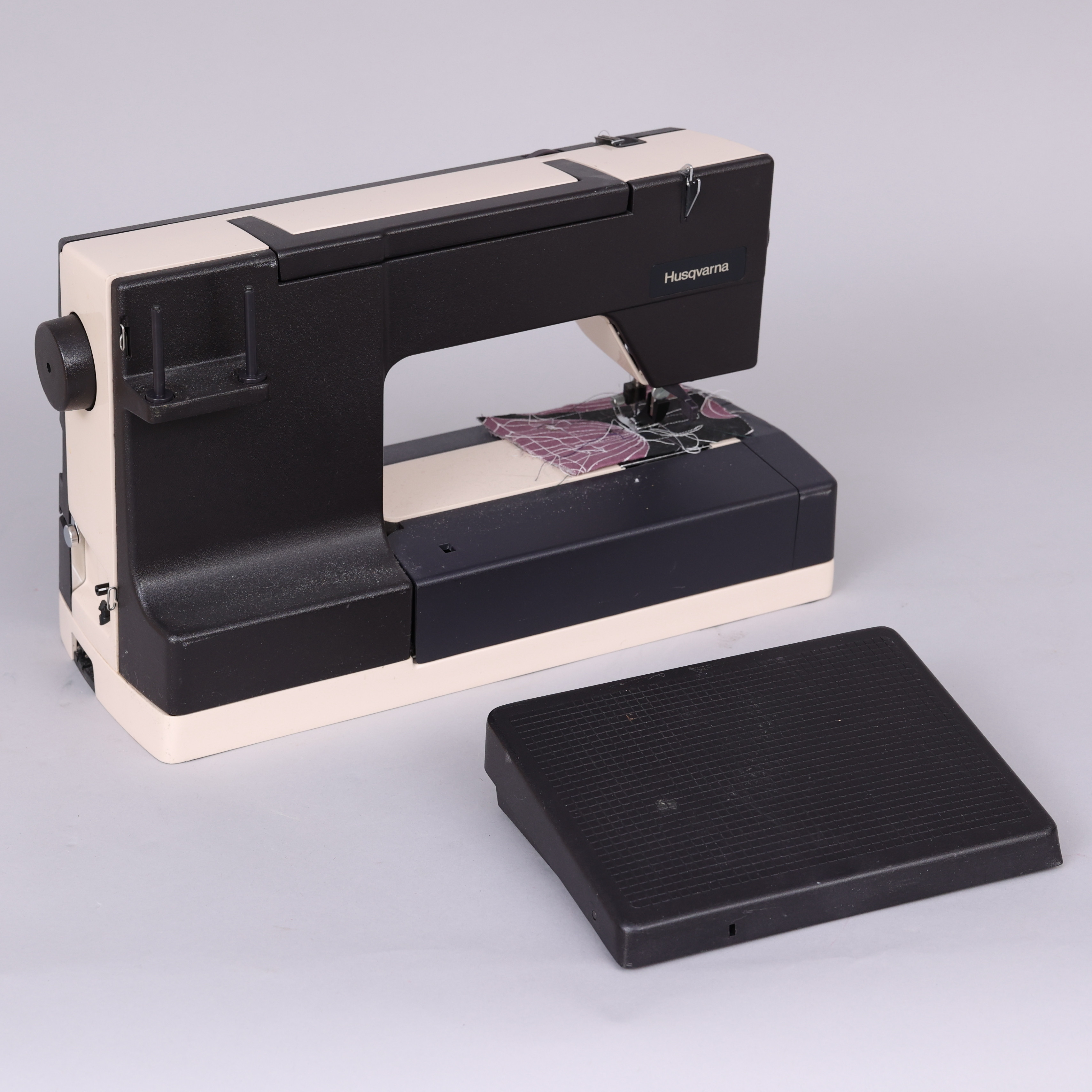 Images for 2716778. SEWING MACHINE, Husqvarna, 1980s, Sweden. - Auctionet