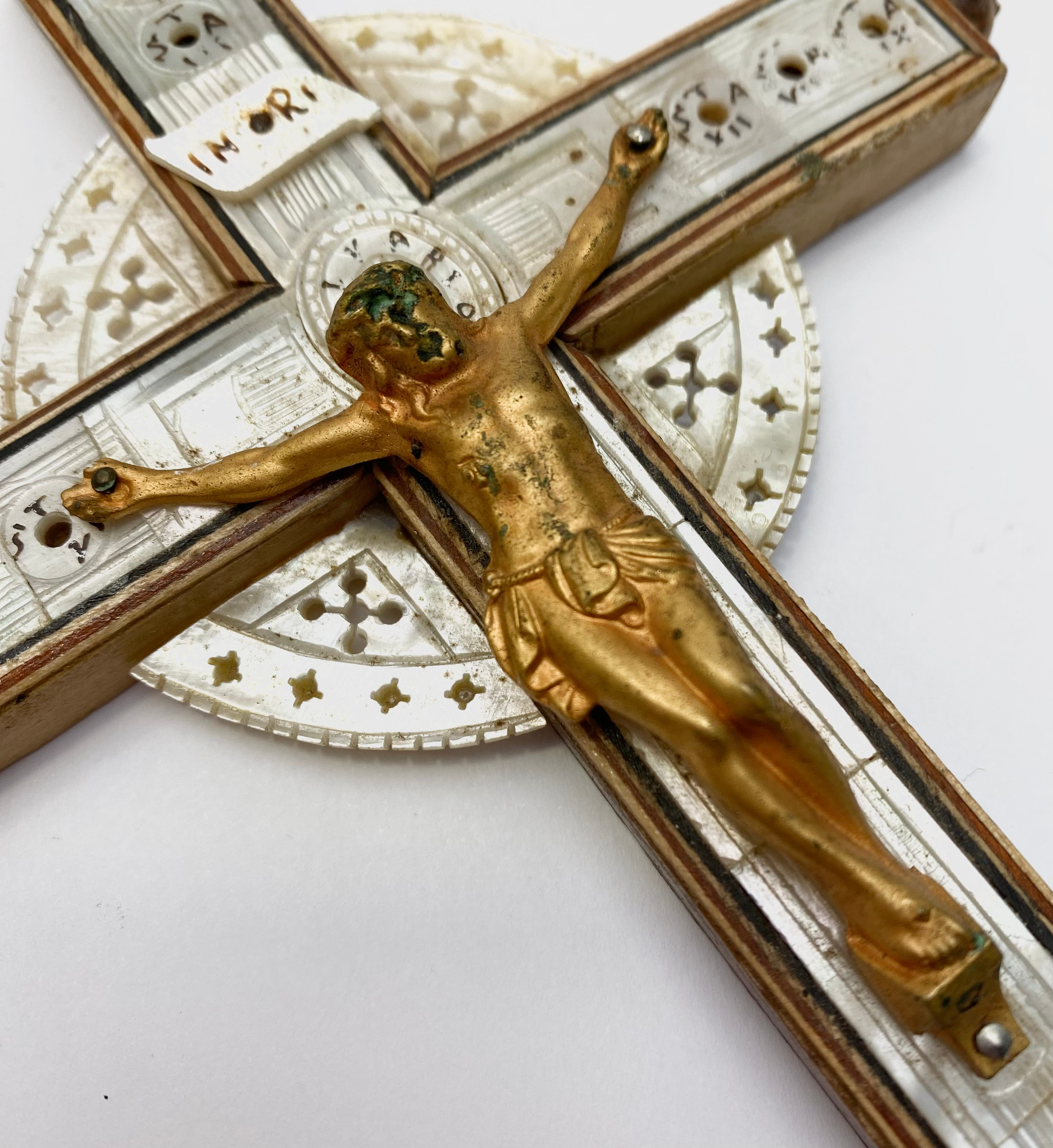 2730660. JERUSALEMIN RISTI HELMIÄISESTÄ JA PUUSTA, JOSSA ON KRISTUKSEN ...