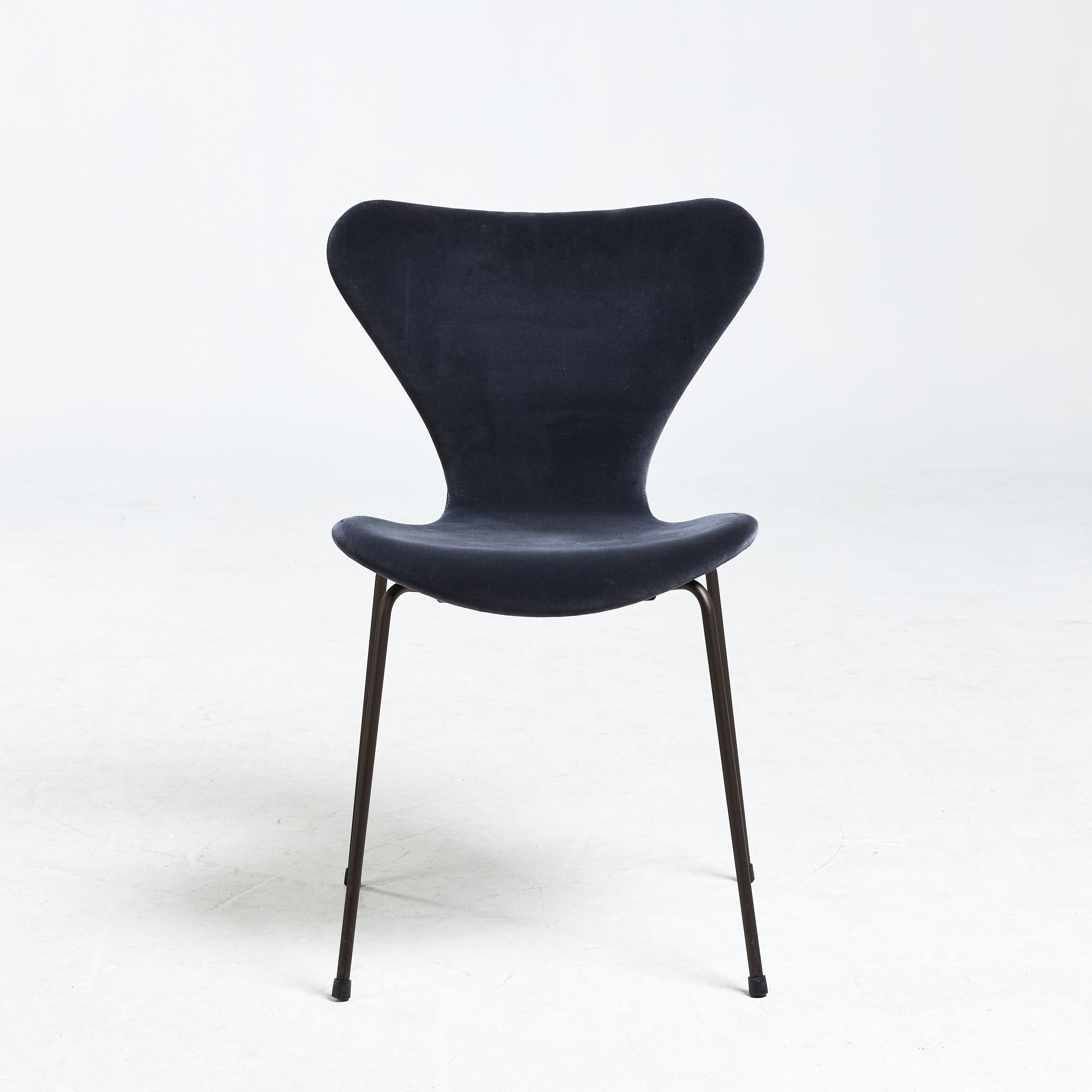 Bilder för 2743560. ARNE JACOBSEN. STOL, "Sjuan", modell 3107, "Velvet ...