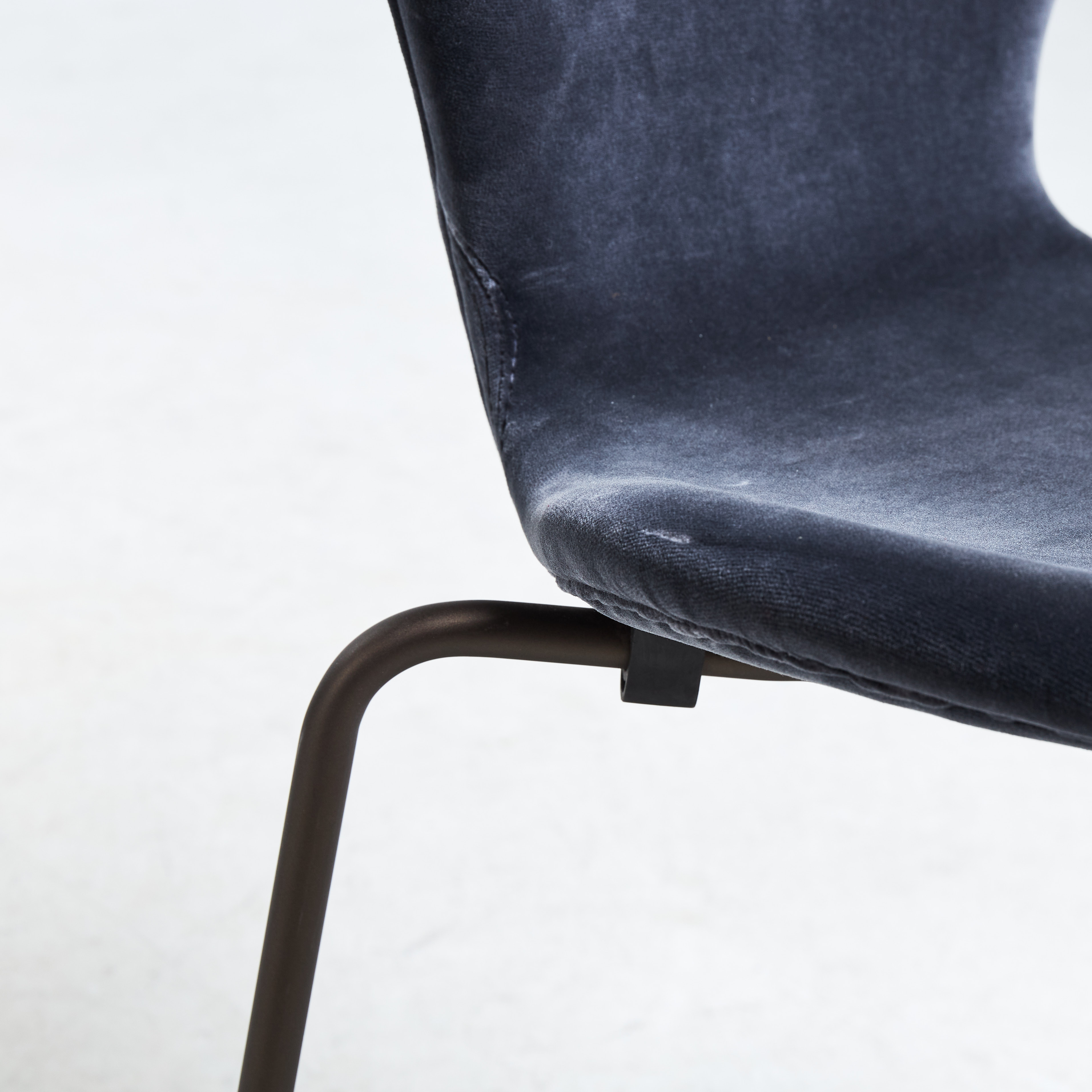 Bilder för 2743560. ARNE JACOBSEN. STOL, "Sjuan", modell 3107, "Velvet ...