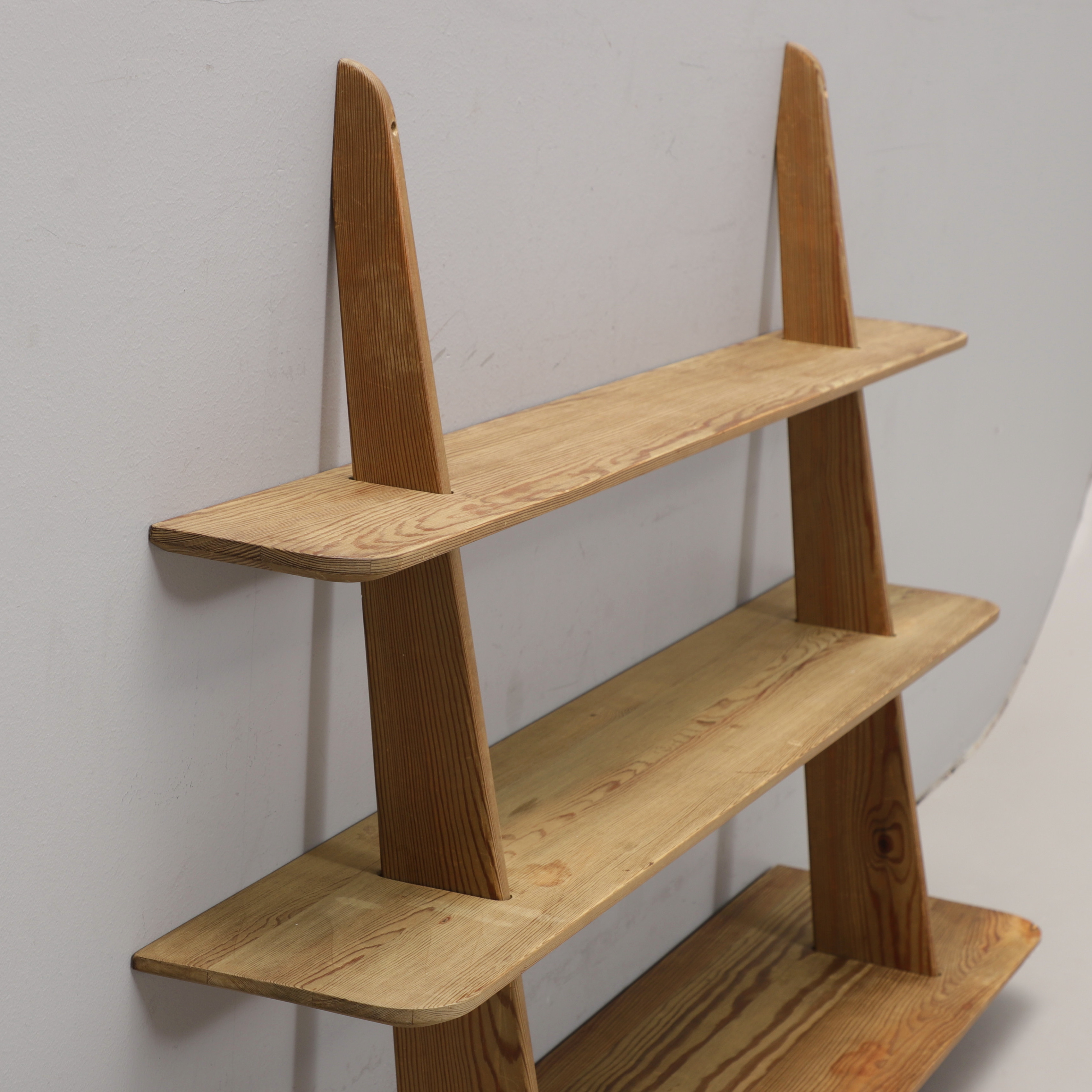 VÄGGHYLLA, furu, 1900-tal. Möbler - Skåp & Hyllor - Auctionet