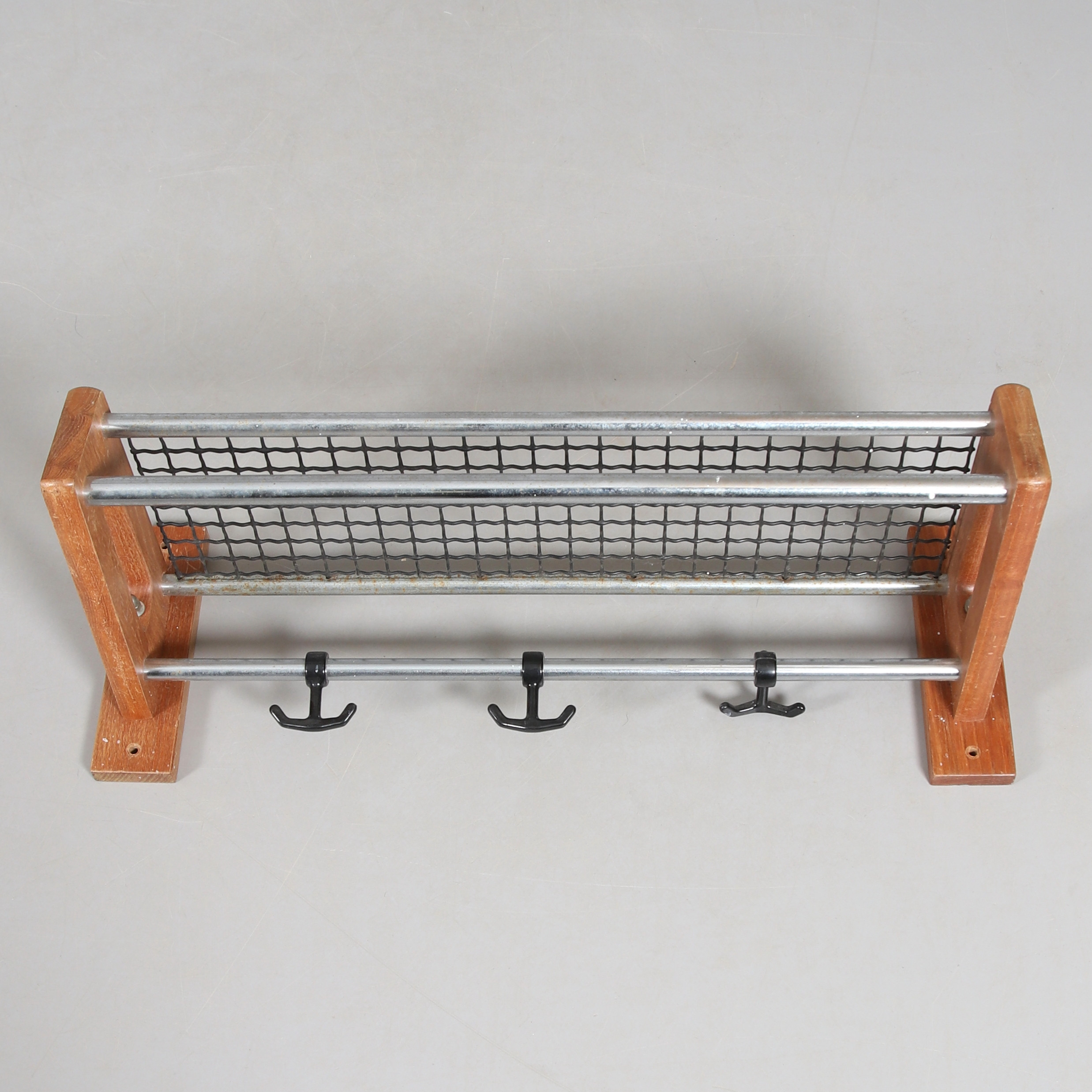 HATTHYLLA, teak, metall, 1960/70-tal. Möbler - Skåp & Hyllor - Auctionet