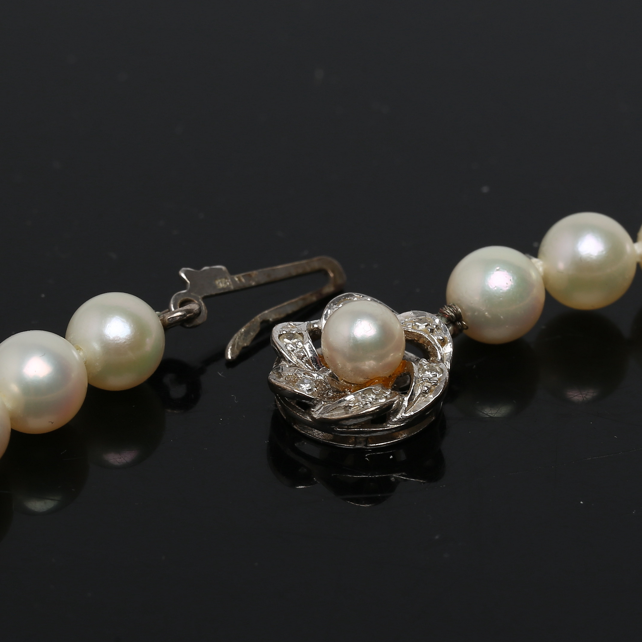 Images for 2776155. PEARL NECKLACE, cultured pearls with clasp of 18K ...