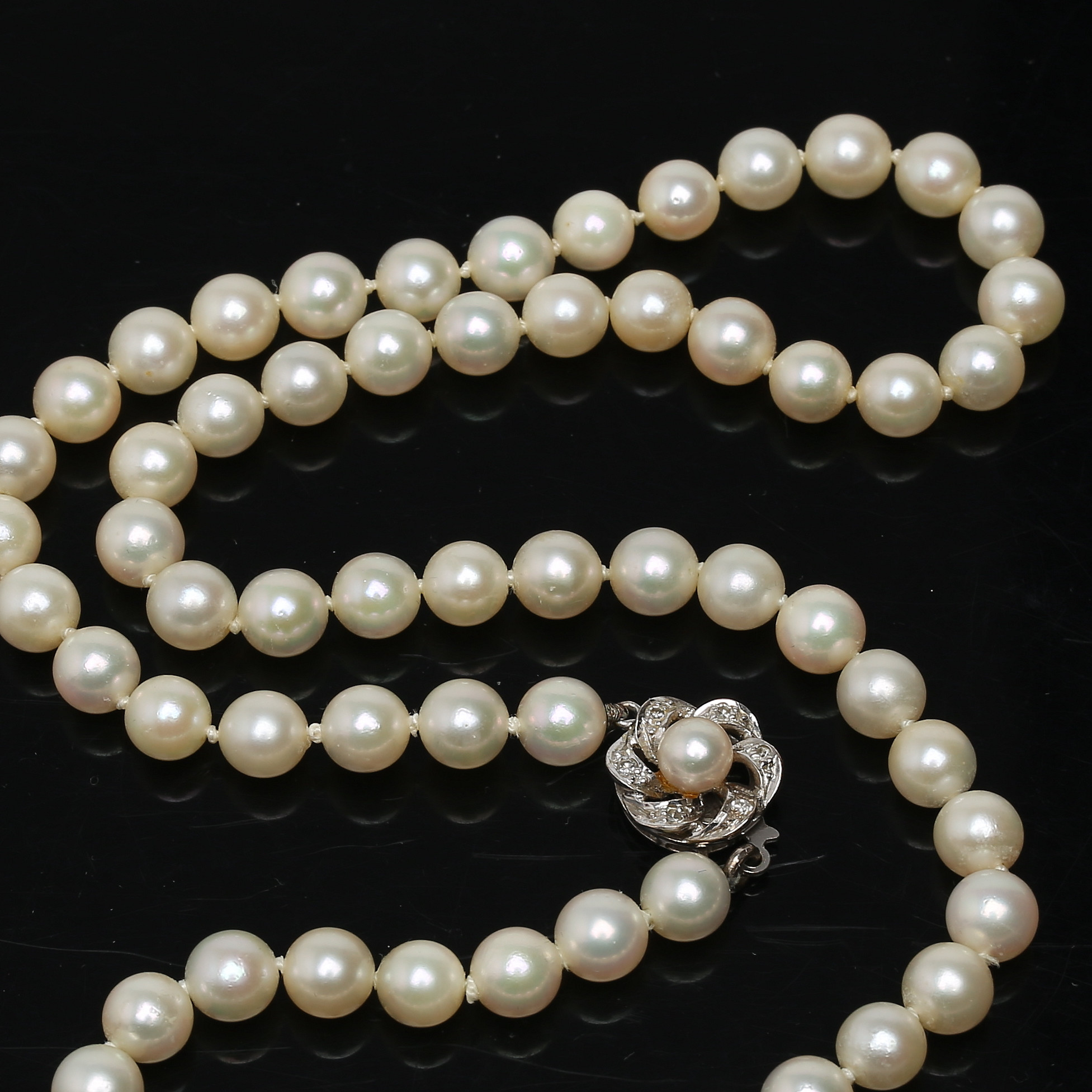 Images for 2776155. PEARL NECKLACE, cultured pearls with clasp of 18K ...