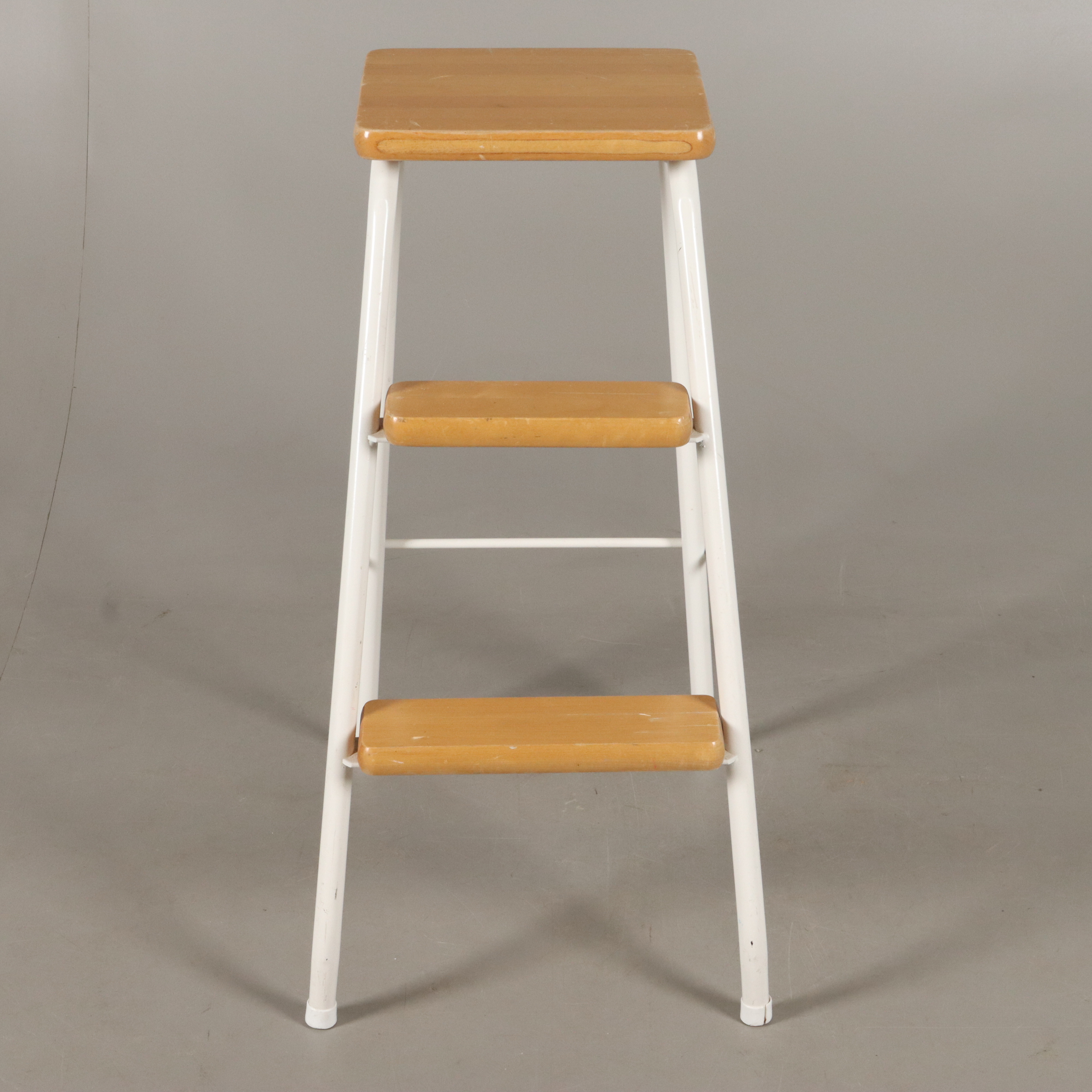 STEGPALL, trä/metall. Möbler - Övrigt - Auctionet