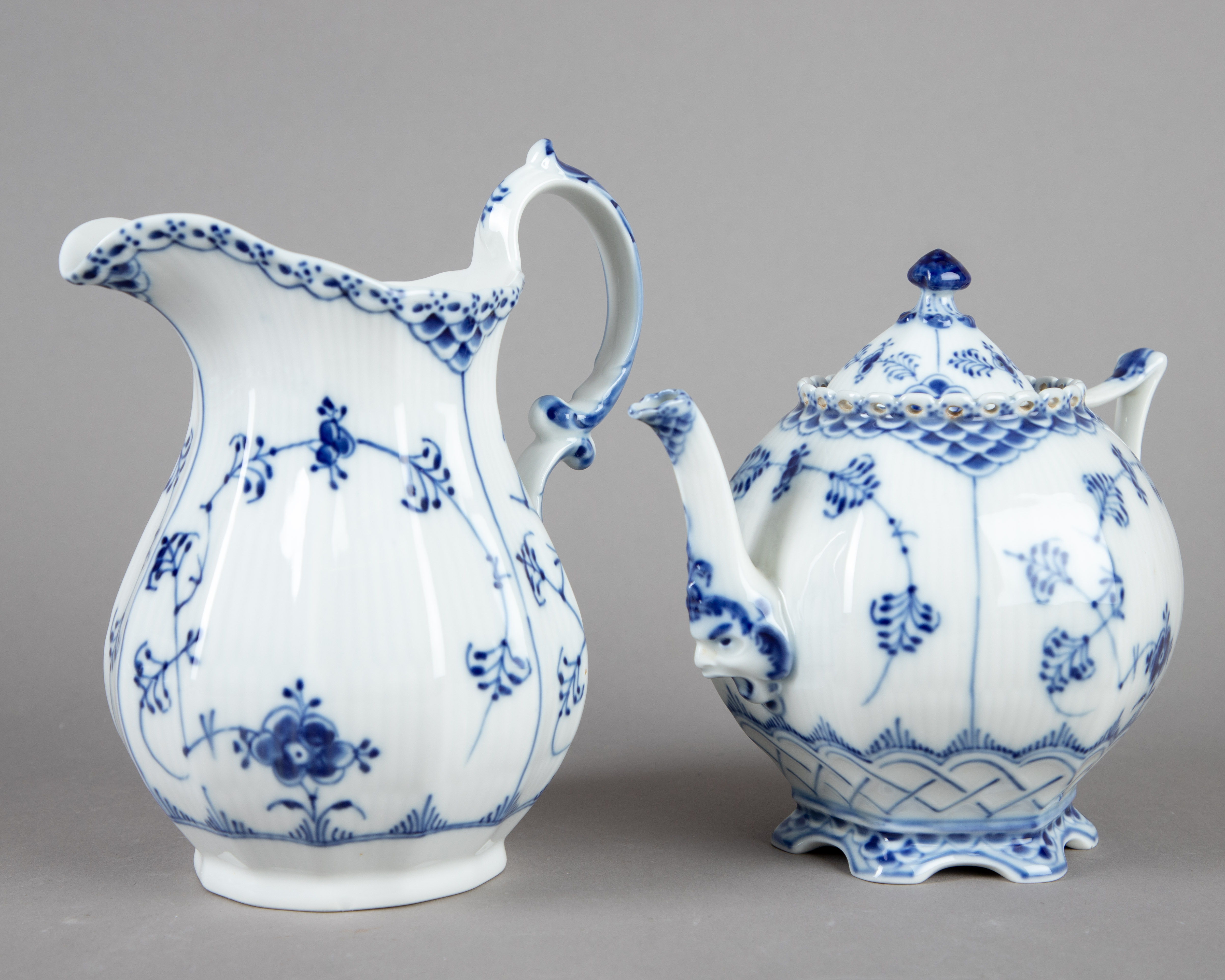 ROYAL COPENHAGEN. Servicedelar, Musselmalet, Hallb och Vollspitze, I/II ...