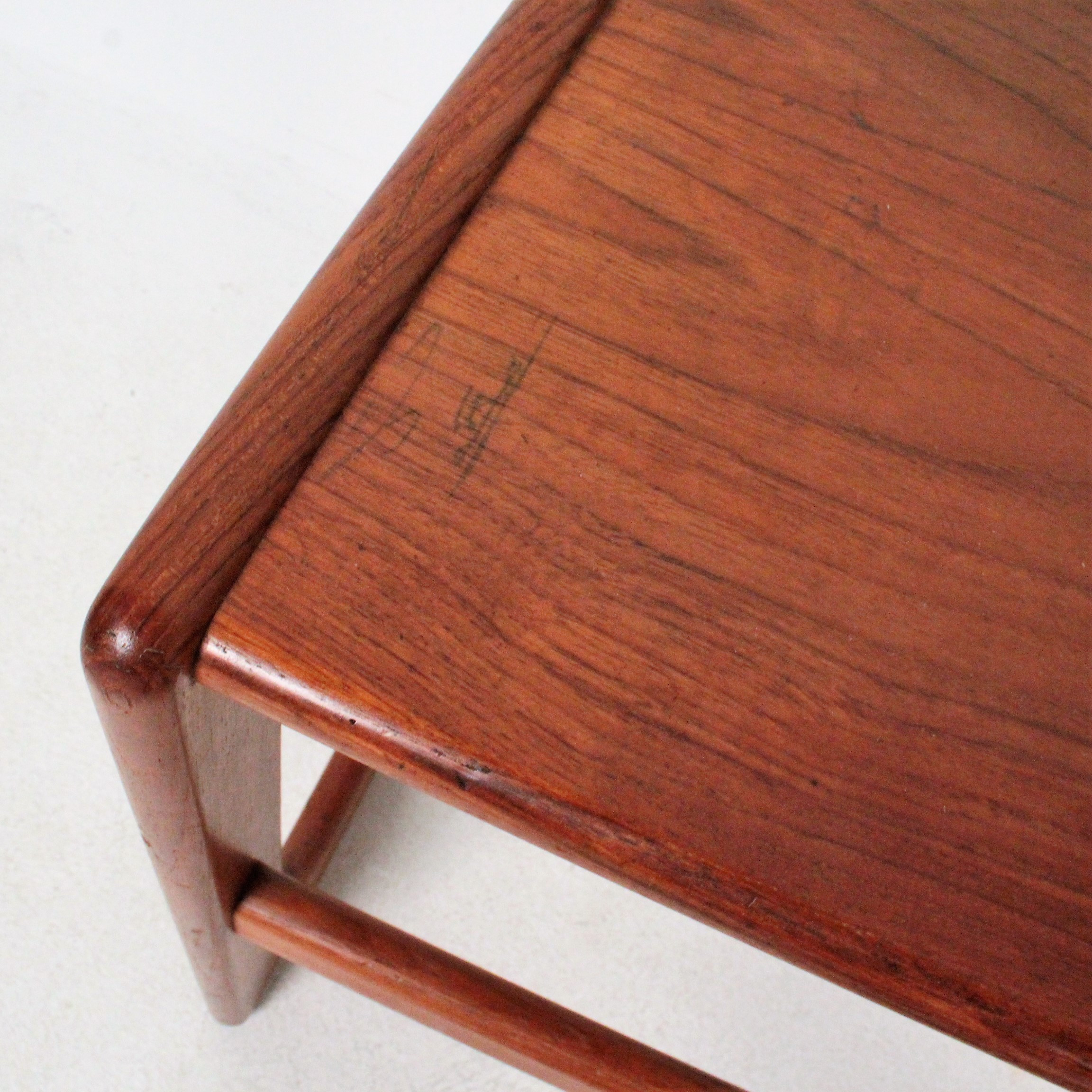 litet sängbord/sidobord av teak. Möbler - Bord - Auctionet