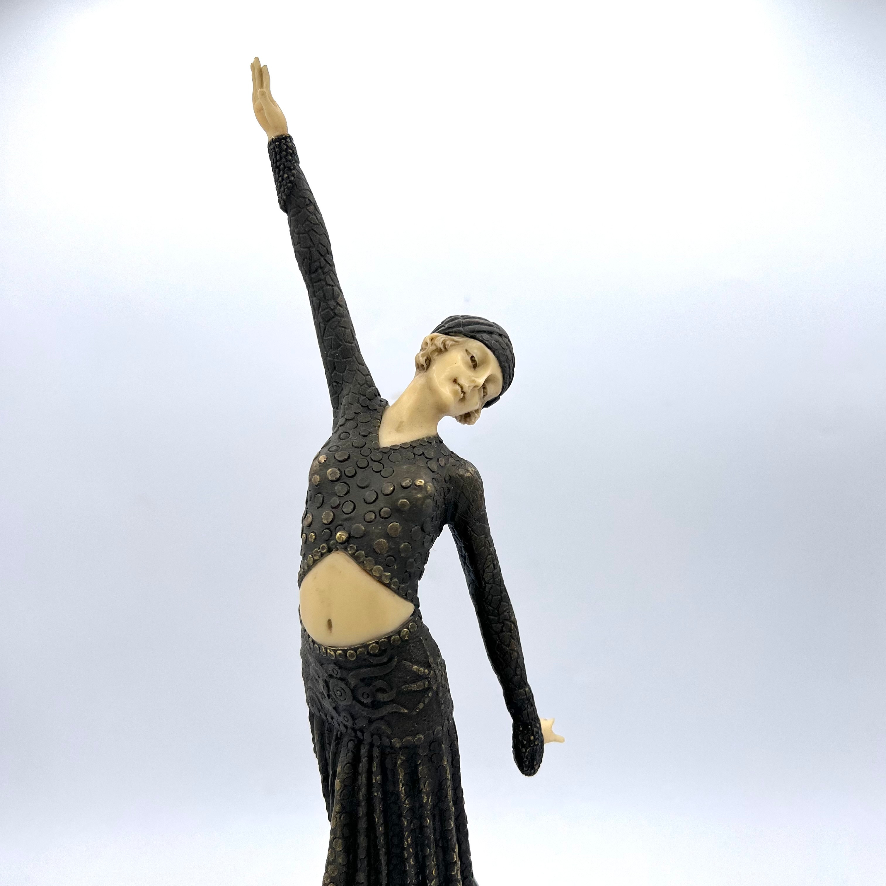 2803979. TANSSIJAVEISTOS HARTSISTA JA PRONSSISTA. ART DECO -TYYLI ...