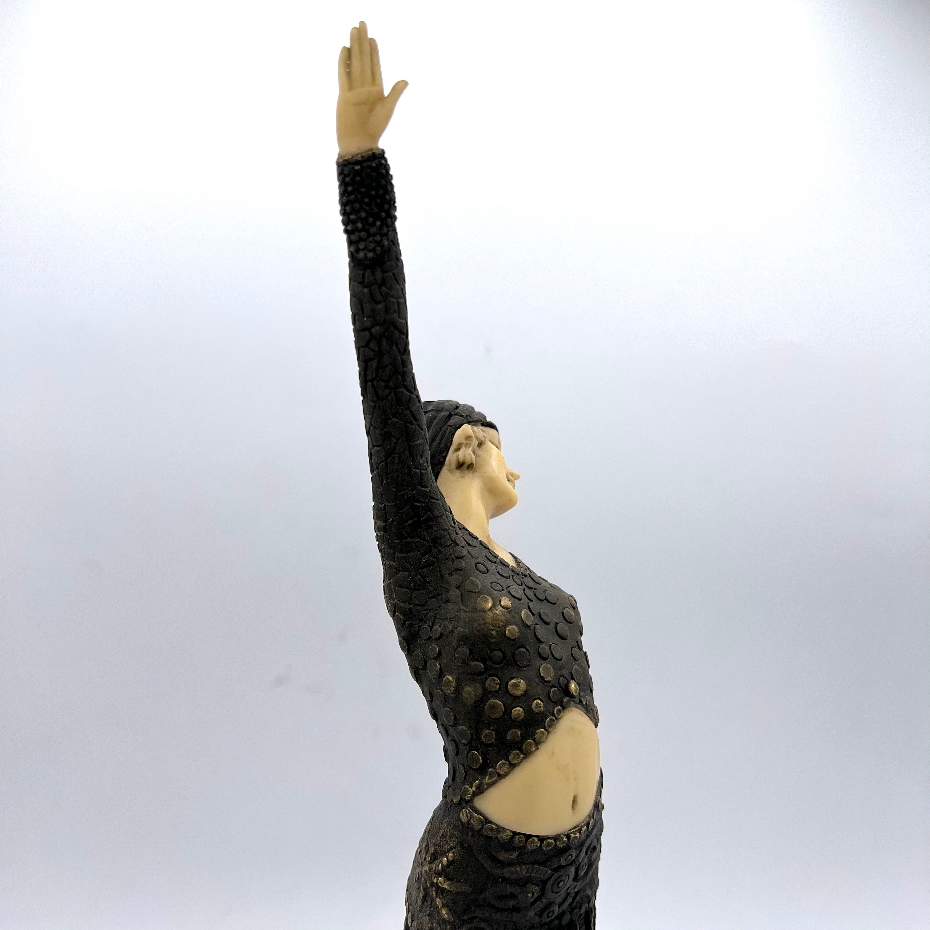 2803979. TANSSIJAVEISTOS HARTSISTA JA PRONSSISTA. ART DECO -TYYLI ...