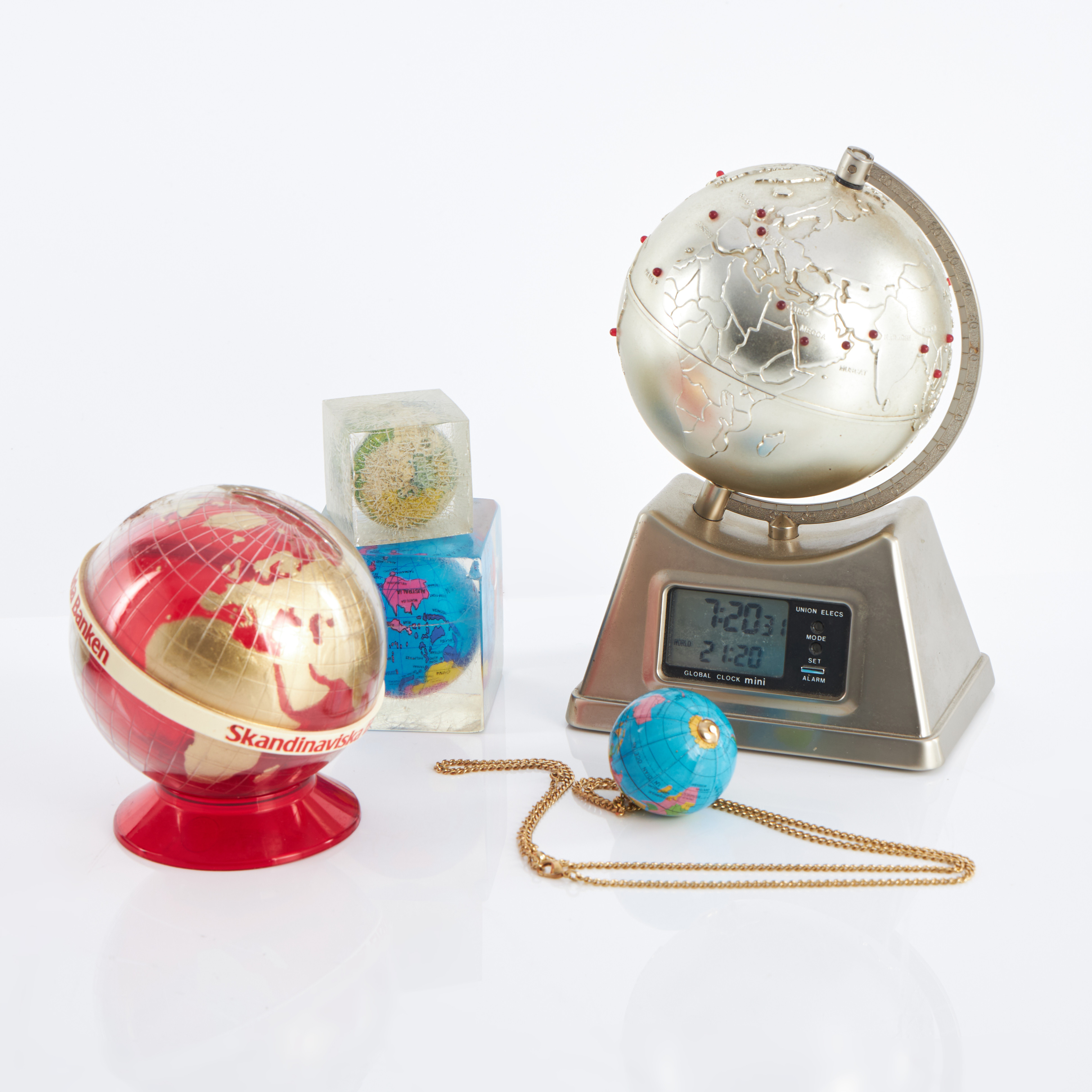 Images for 2807638. GLOBE COLLECTION and ashtrays in the form of globes ...