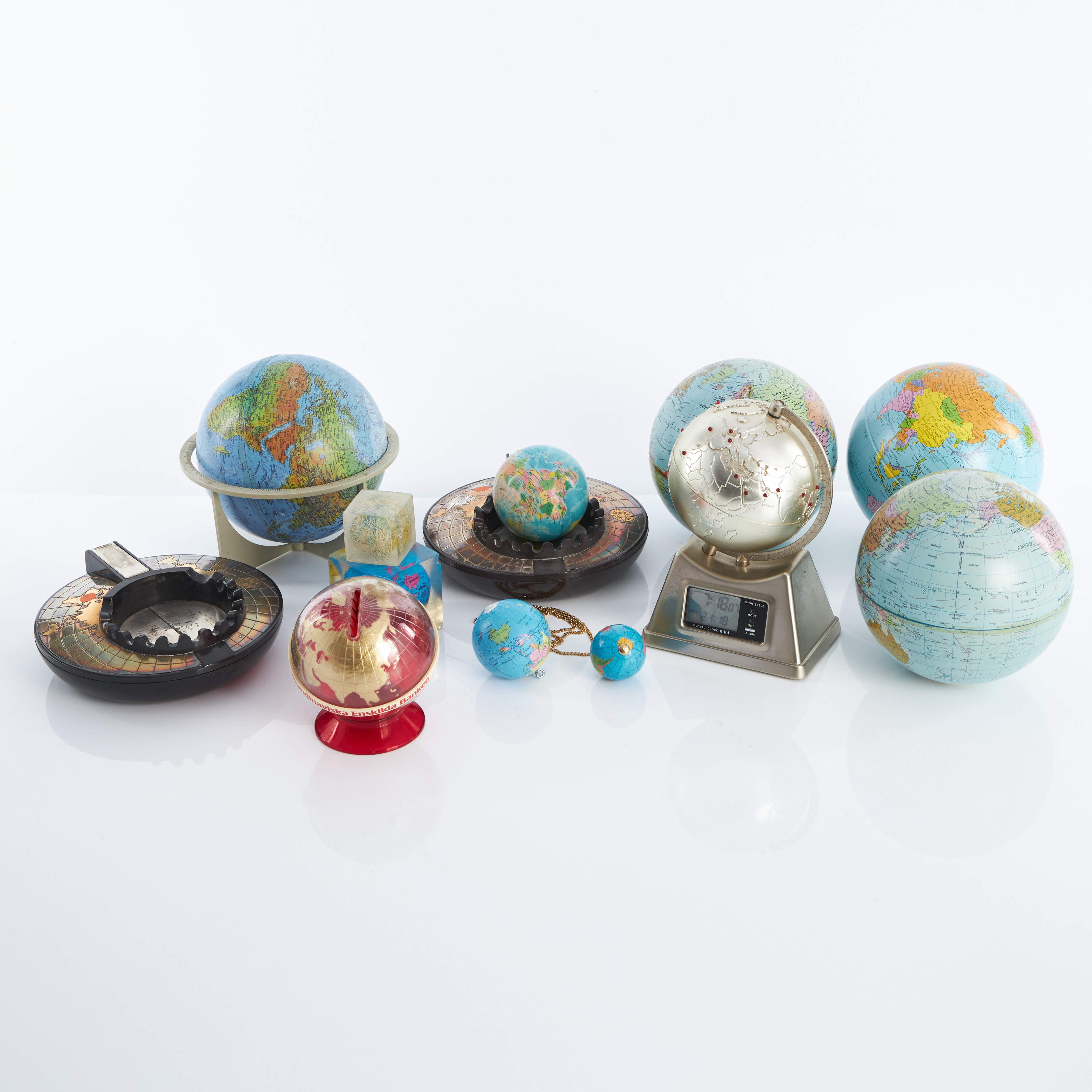 Images for 2807638. GLOBE COLLECTION and ashtrays in the form of globes ...