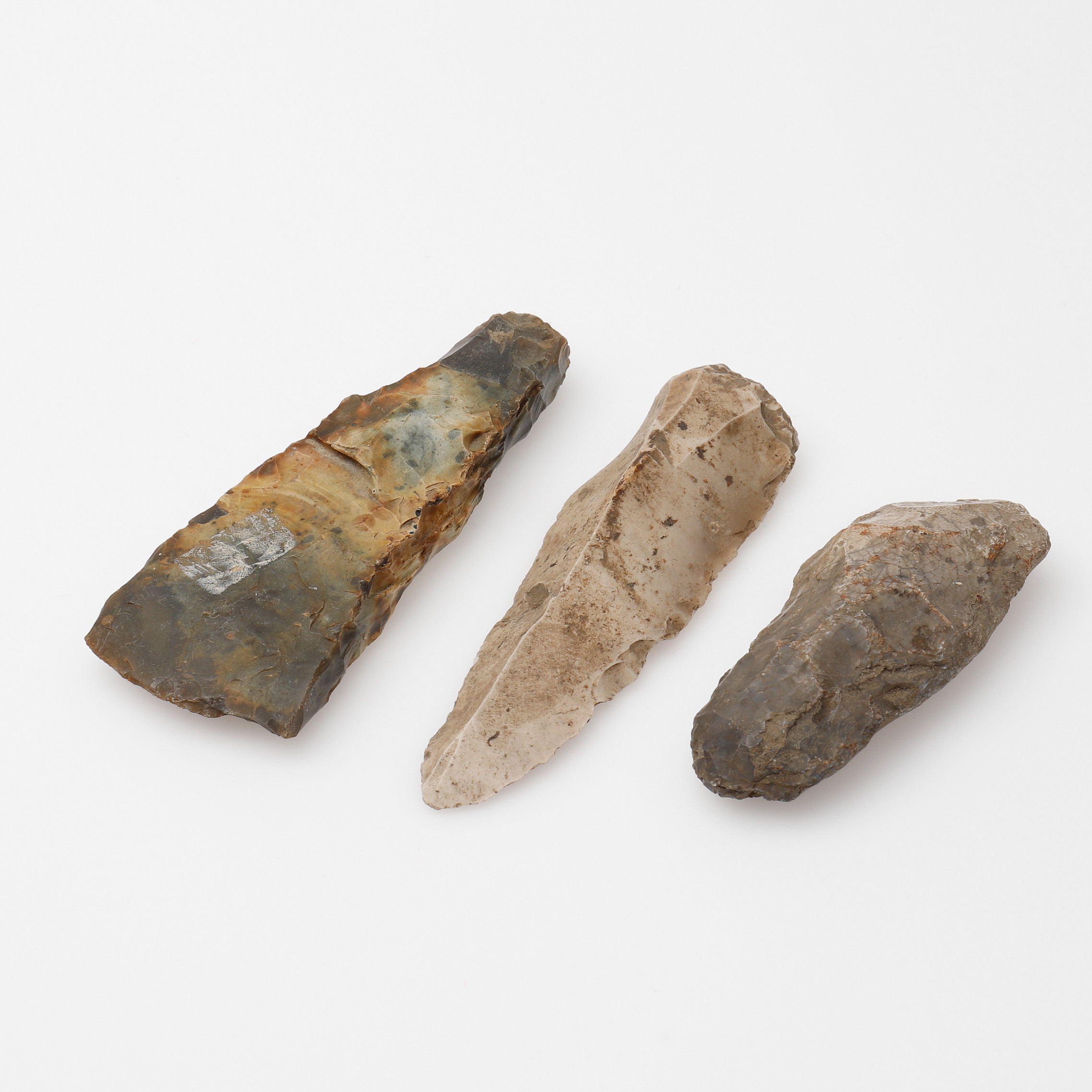 Bilder för 2844593. FÖREMÅL AV FLINTA SAMT TVÅ TJOCKNACKIGA YXOR I GRÅ ...