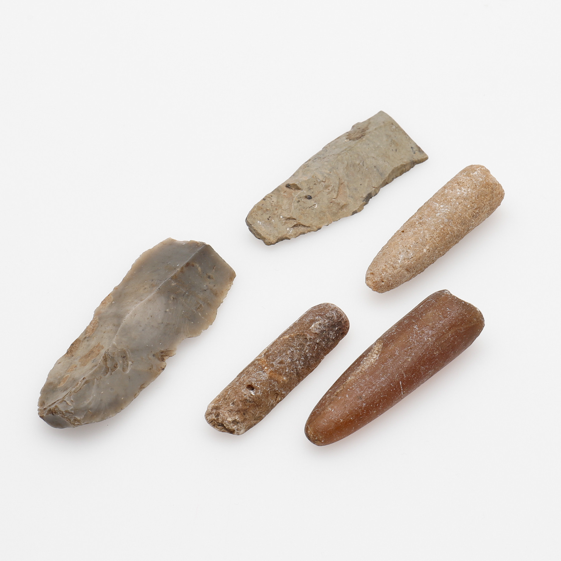 Bilder för 2844593. FÖREMÅL AV FLINTA SAMT TVÅ TJOCKNACKIGA YXOR I GRÅ ...