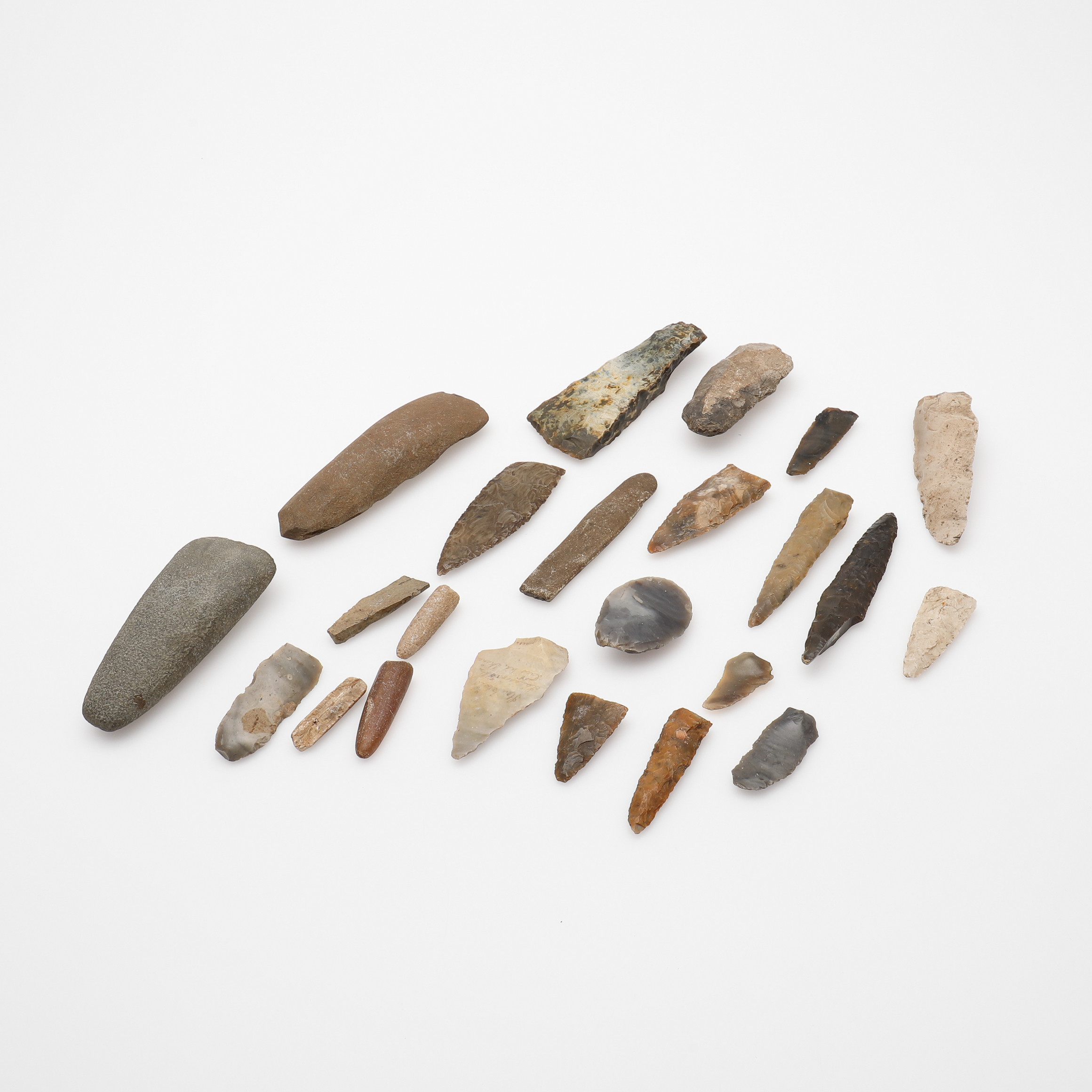 Bilder för 2844593. FÖREMÅL AV FLINTA SAMT TVÅ TJOCKNACKIGA YXOR I GRÅ ...