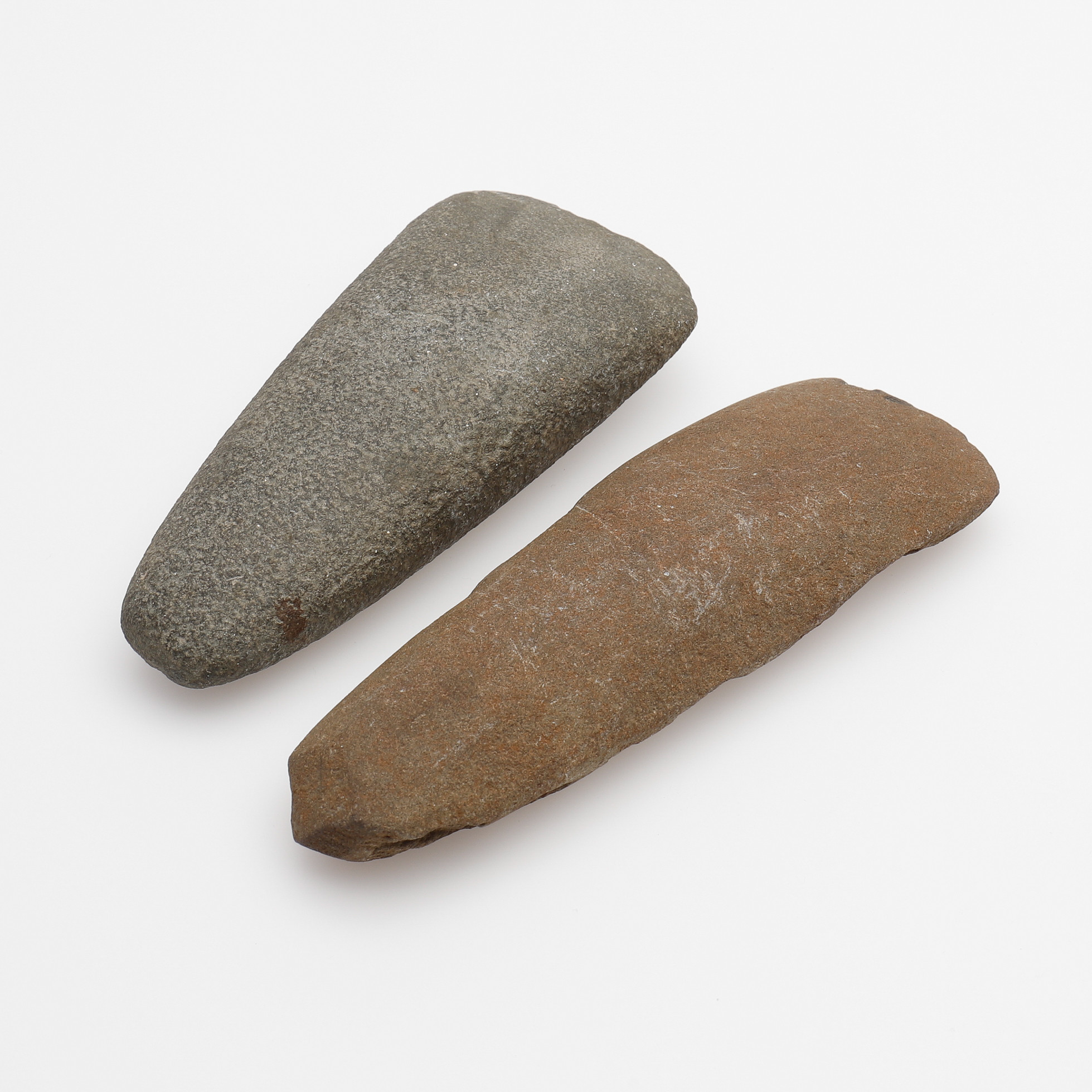 Bilder för 2844593. FÖREMÅL AV FLINTA SAMT TVÅ TJOCKNACKIGA YXOR I GRÅ ...