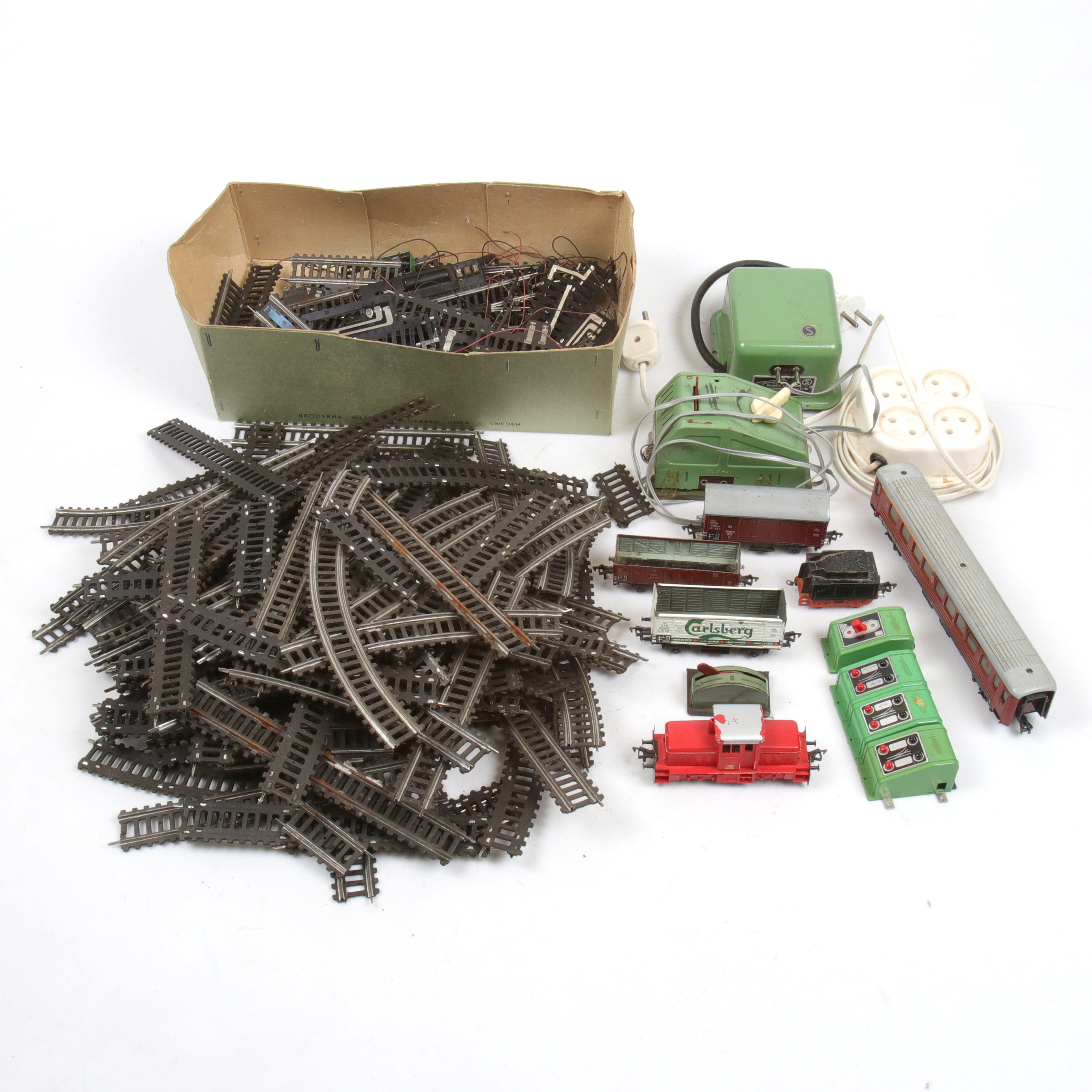 Images for 2868594. MODEL TRAIN with ACCESSORIES, locomotive and 5 ...