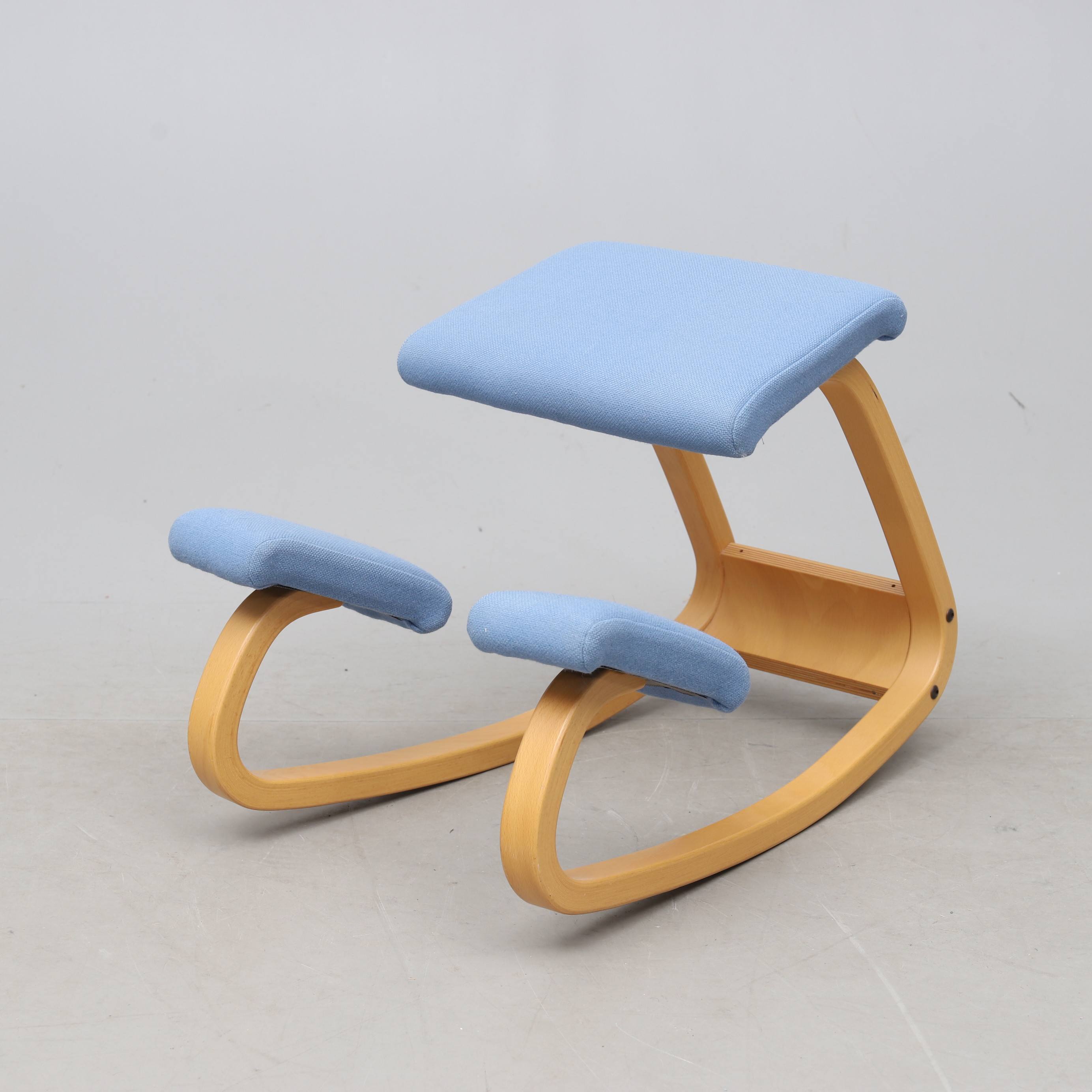 Bilder zu 2868826. Stuhl/ HOCKER, „Variér Variable“, Stokke, Norwegen ...