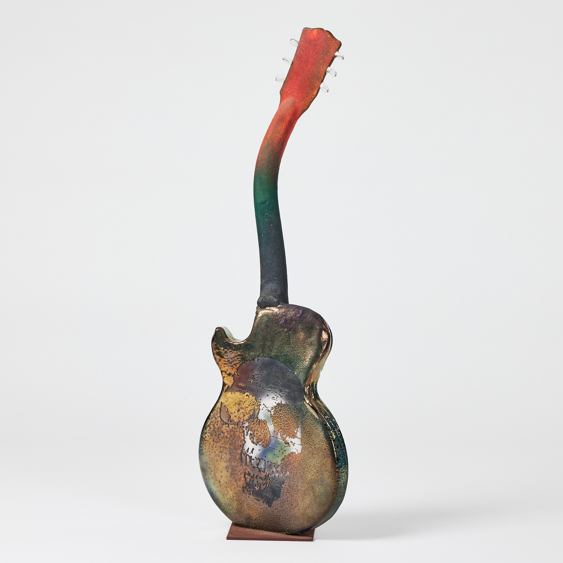 Bilder för 2874485. KJELL ENGMAN. Skulptur, Kosta, i form av en gitarr ...