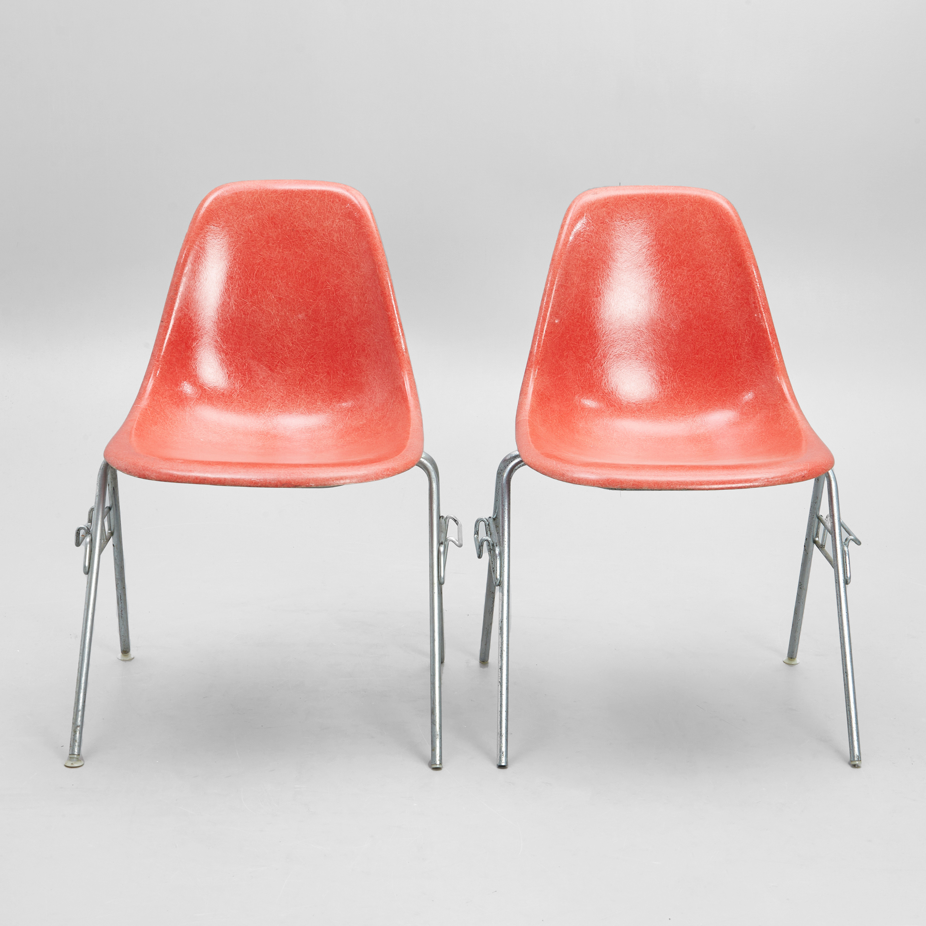 Bilder för 2875450. CHARLES & RAY EAMES. Stolar, 2 st, 'DSS', glasfiber ...