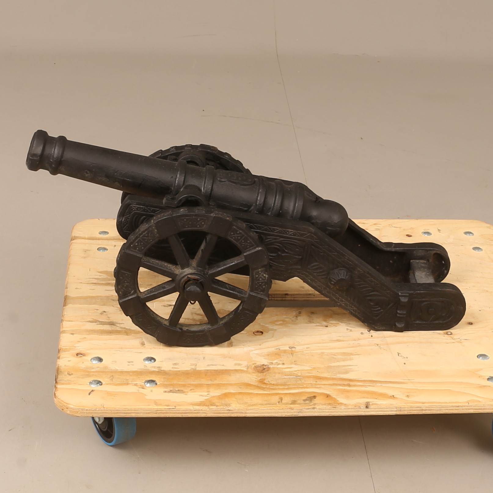 Images for 2901308. DECORATIVE CANNON, cast iron. - Auctionet